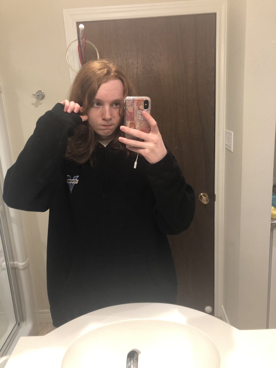 Hannah #DropKiwifarms 🇨🇦🇺🇦 on Twitter: "basic white girl takes mirror selfies"