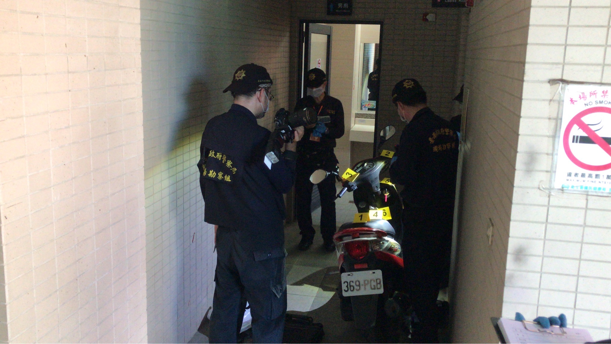 联合早报 Lianhe Zaobao On Twitter 庄慧良:台南两名警察查缉失窃机车,竟被一名逃犯割喉夺枪,两人被狂刺55刀丧命。命案发生后,面簿粉专“靠北警察”发了一篇“高级酸