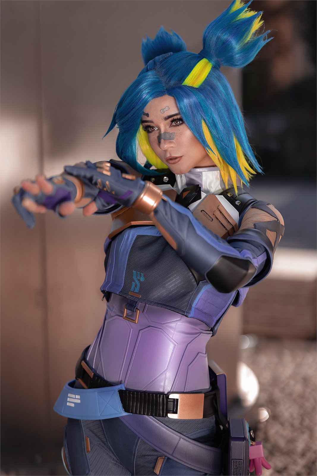 Neon Vi Cosplay