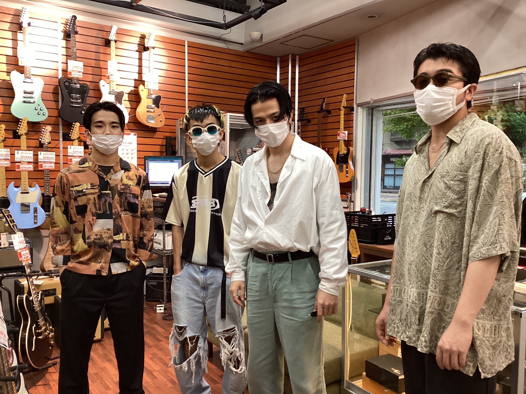 ちょっと面白い楽器店あぽろん on Twitter: "【新潟店】音楽と髭達2022に出演されましたKingGnu様ご来店頂きました😍 前回の音髭出演の際のご来店が2019年なので3年振りのご ...