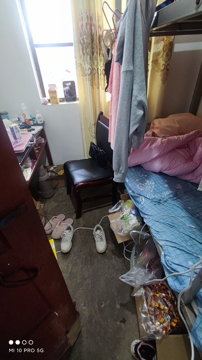 左手帆布鞋右手白裤袜射到停不下 On Twitter 这两年最爱的一双鞋子,穿得又脏又破的李宁小白鞋。淡淡的皮革香气混着洗衣液和淡淡的脚的味道,实在是让人欲罢不能,可惜鞋垫拿不出来不能泡水
