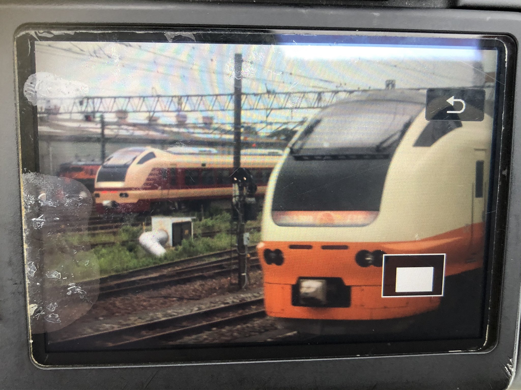 Iwashi channel on Twitter: "カメラの設定間違ってブレたけど、信越本線のE129系の普通列車の車内から撮影。新潟車両センターでの115系湘南色、E653系国鉄色 ...