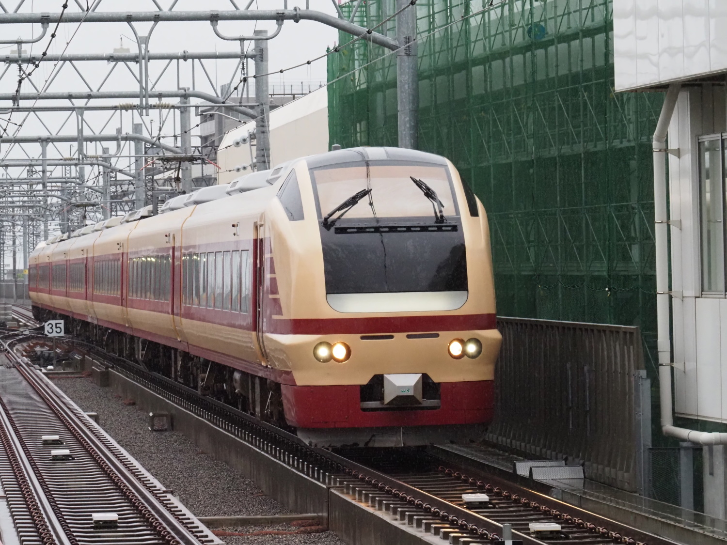 クロテツ007 on Twitter: "8月28日(日)、新潟駅でE653系K70編成を撮影。大曲花火大会ツアーの団臨、ツアー日程表通り 8:04に帰着、雨。8:11, 引き上げ、新潟車両 ...