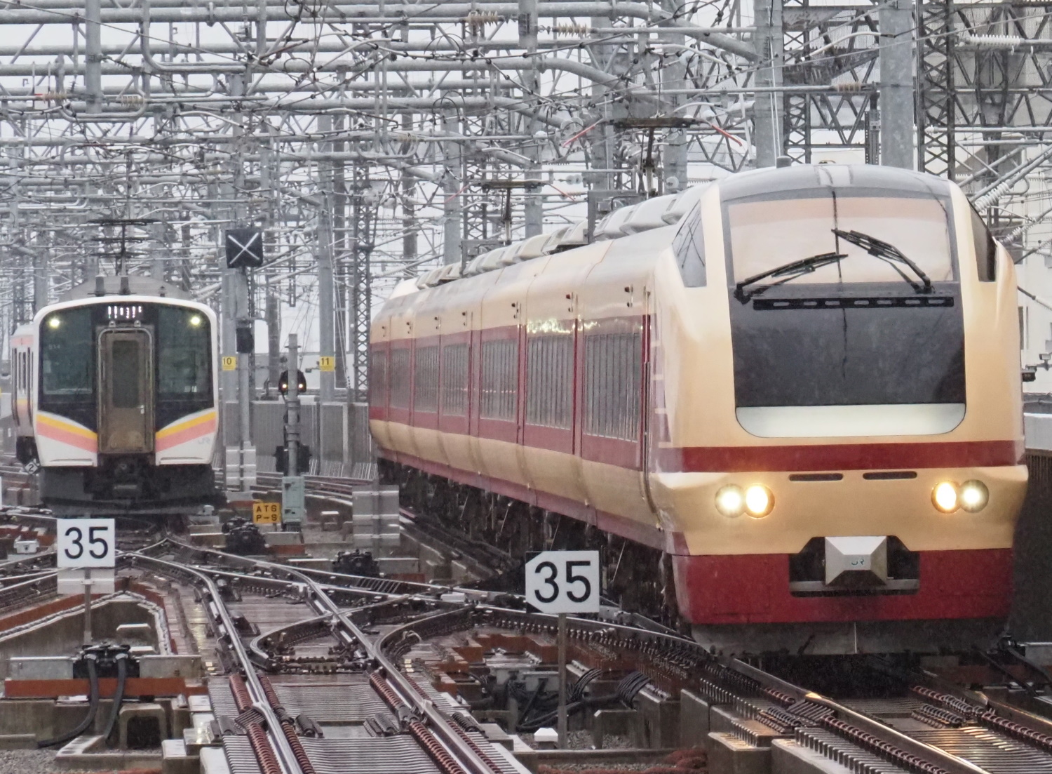 クロテツ007 on Twitter: "8月28日(日)、新潟駅でE653系K70編成を撮影。大曲花火大会ツアーの団臨、ツアー日程表通り 8:04に帰着、雨。8:11, 引き上げ、新潟車両 ...