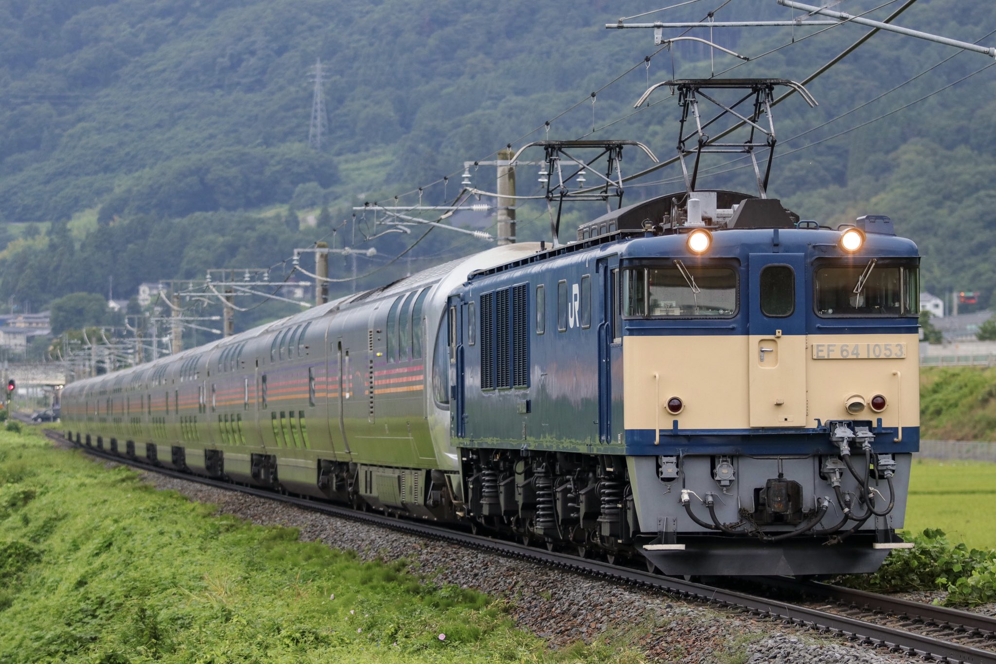 もとまち on Twitter: "2022/8/28 9011レ カシオペア紀行 長野行き EF64-1053+E26系12B 稲荷山ストレートは惜しくも曇りになりましたが、初めてのマルヨは ...