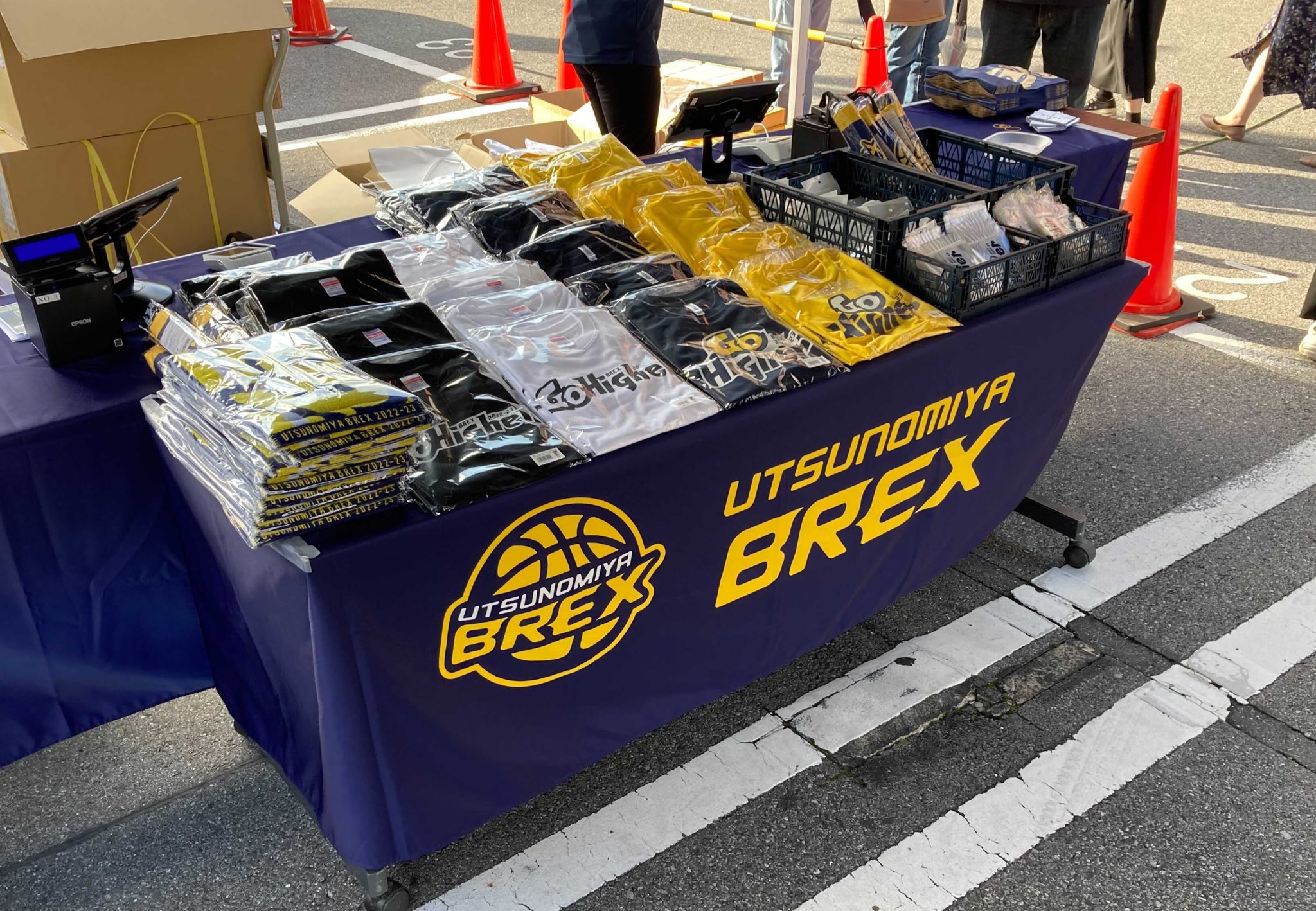 宇都宮ブレックス / UTSUNOMIYA BREX on Twitter: "うさぎやTSUTAYA駅東口店でのスローガングッズ販売はこのあと16:30よりスタート！ 駐車場が満車になって ...