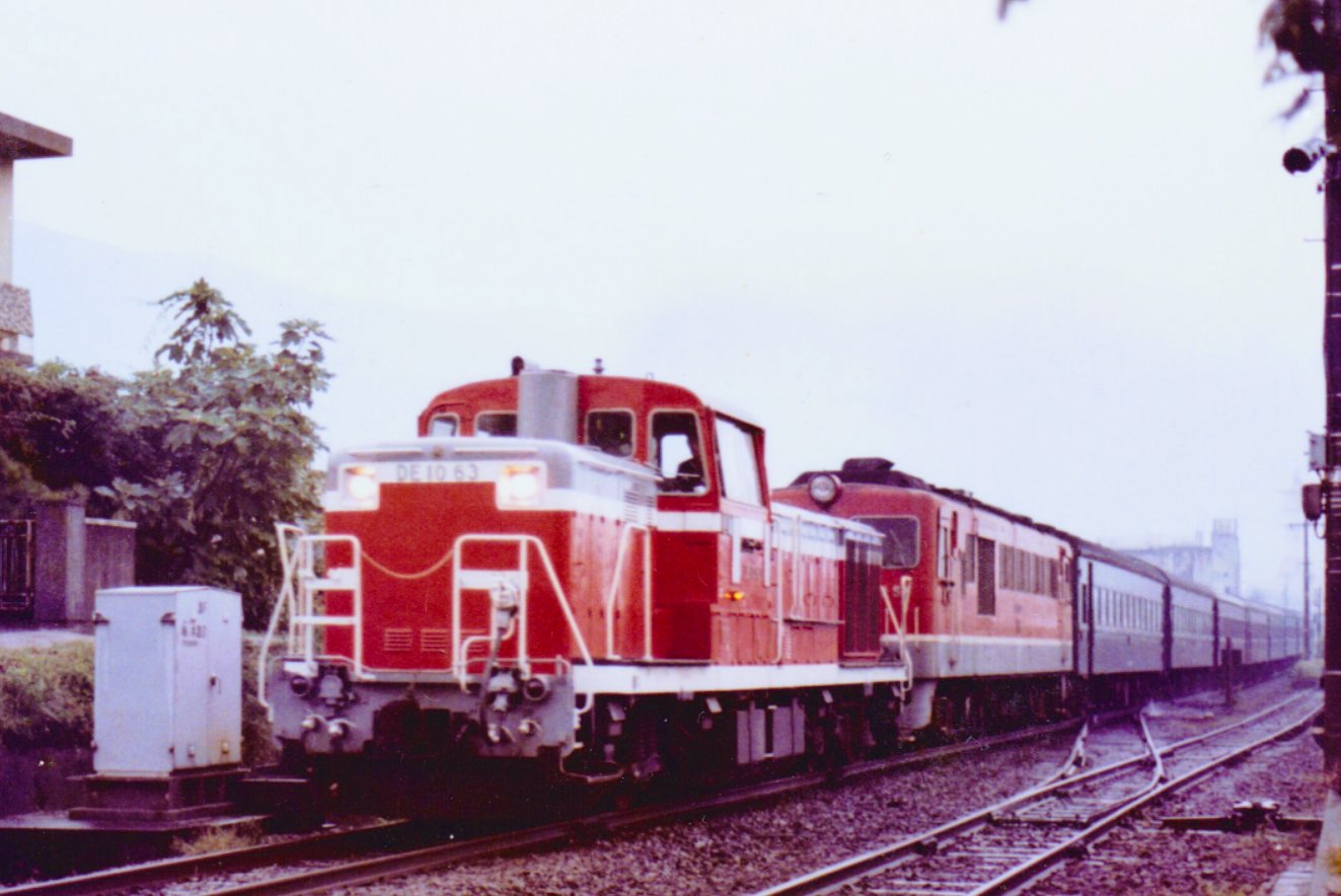 鷲羽 on Twitter: "今や希少種… #DE10はいいぞ DF50 客レ置換(1981) 大サロ四国初入線(1984) 小松島線廃止(1985) 坂出電化(1987) https ...