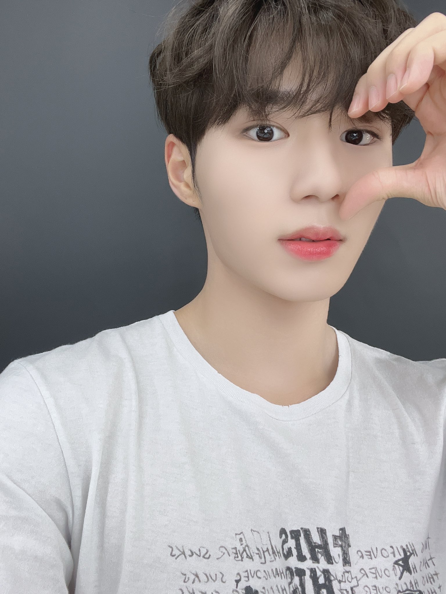 위아이(WEi) on Twitter: "[#준서] 맘에 드는 하트 골라줘요🤍🫧 https://t.co/qbdtGIru7K" / Twitter