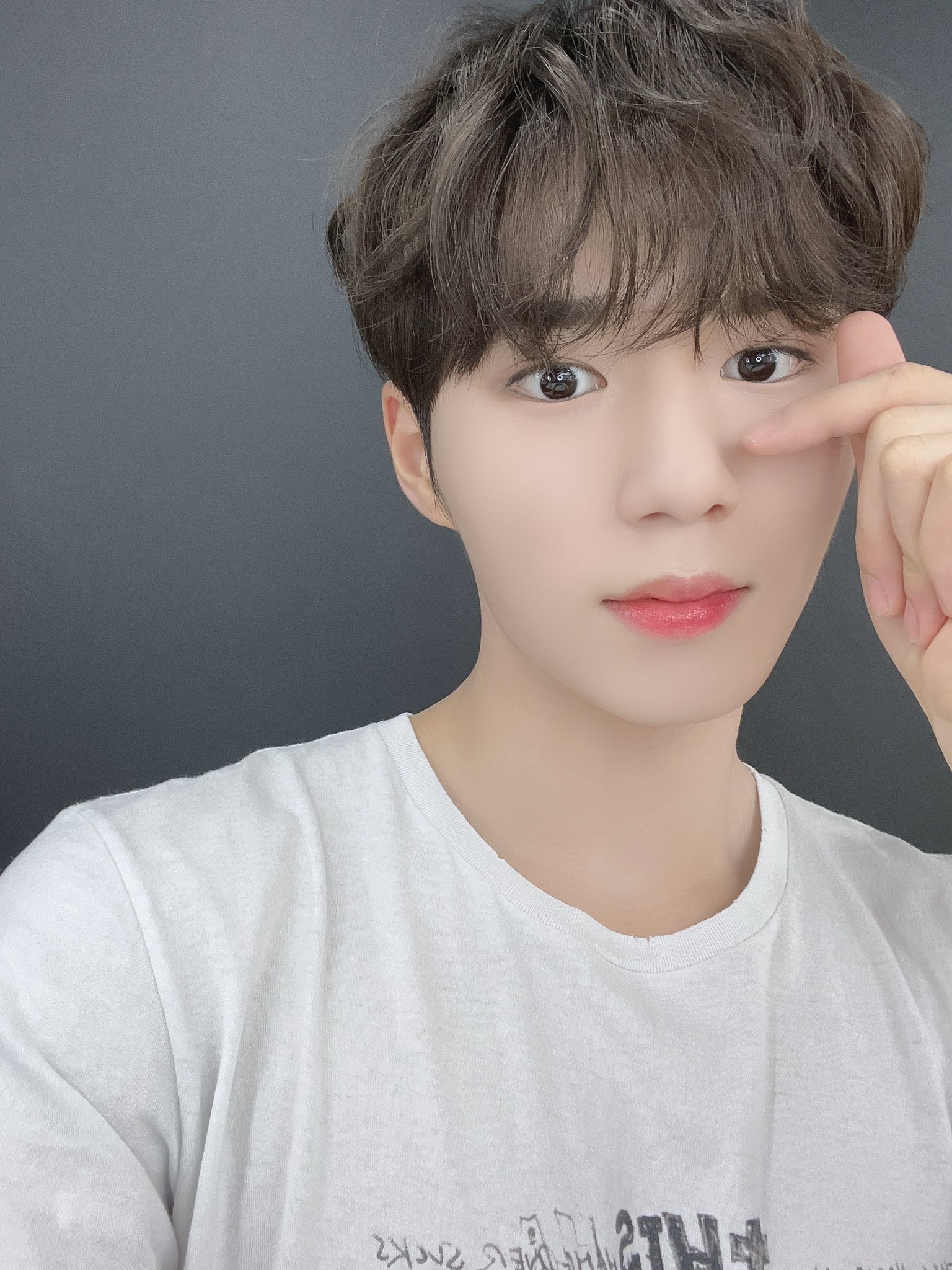 위아이(WEi) on Twitter: "[#준서] 맘에 드는 하트 골라줘요🤍🫧 https://t.co/qbdtGIru7K" / Twitter