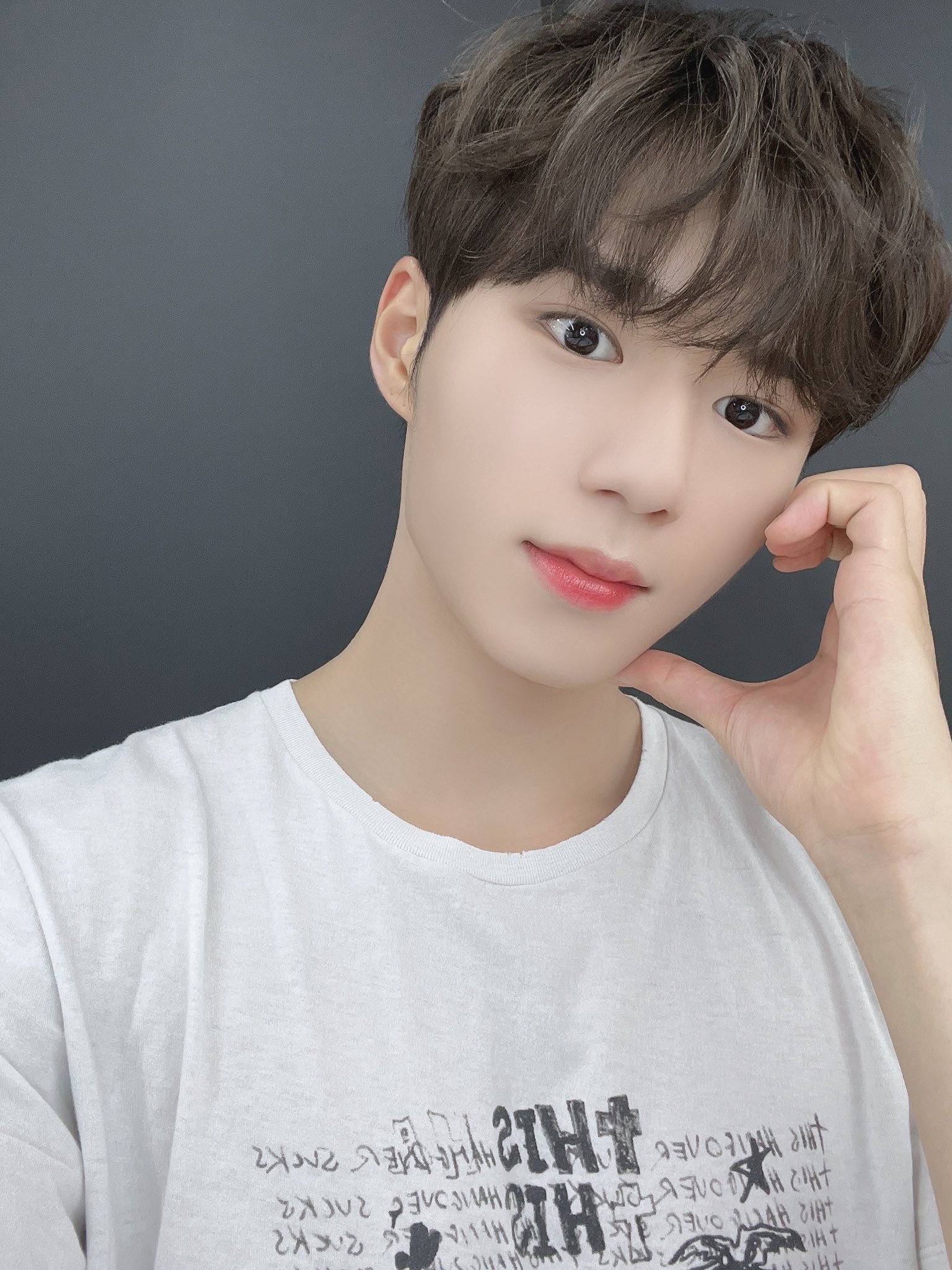 위아이(WEi) on Twitter: "[#준서] 맘에 드는 하트 골라줘요🤍🫧 https://t.co/qbdtGIru7K" / Twitter