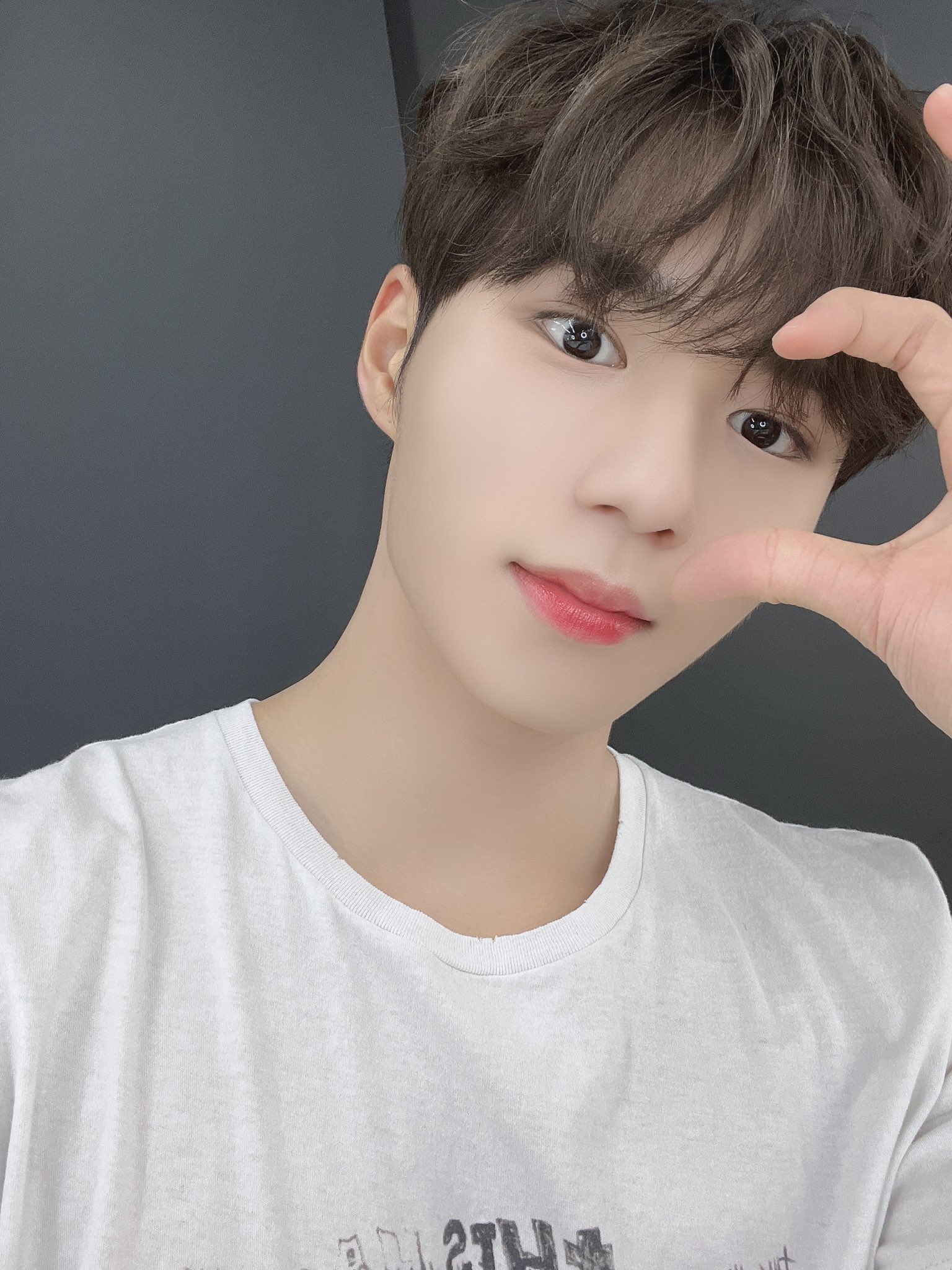 위아이(WEi) on Twitter: "[#준서] 맘에 드는 하트 골라줘요🤍🫧 https://t.co/qbdtGIru7K" / Twitter