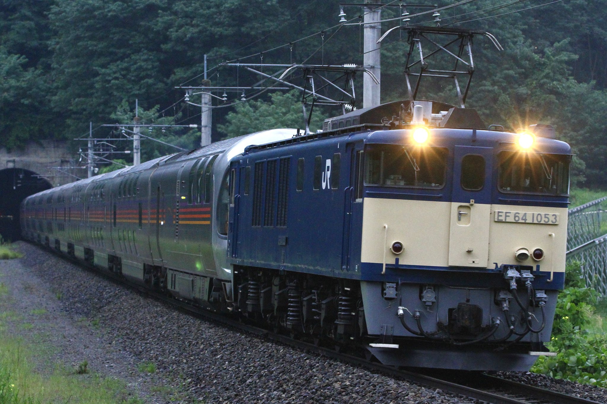 はまろく on Twitter: "2022/8/28 9011レ 信州カシオペア紀行 EF64 1053+E26系 https://t.co/x6mvkzw0eW" / Twitter