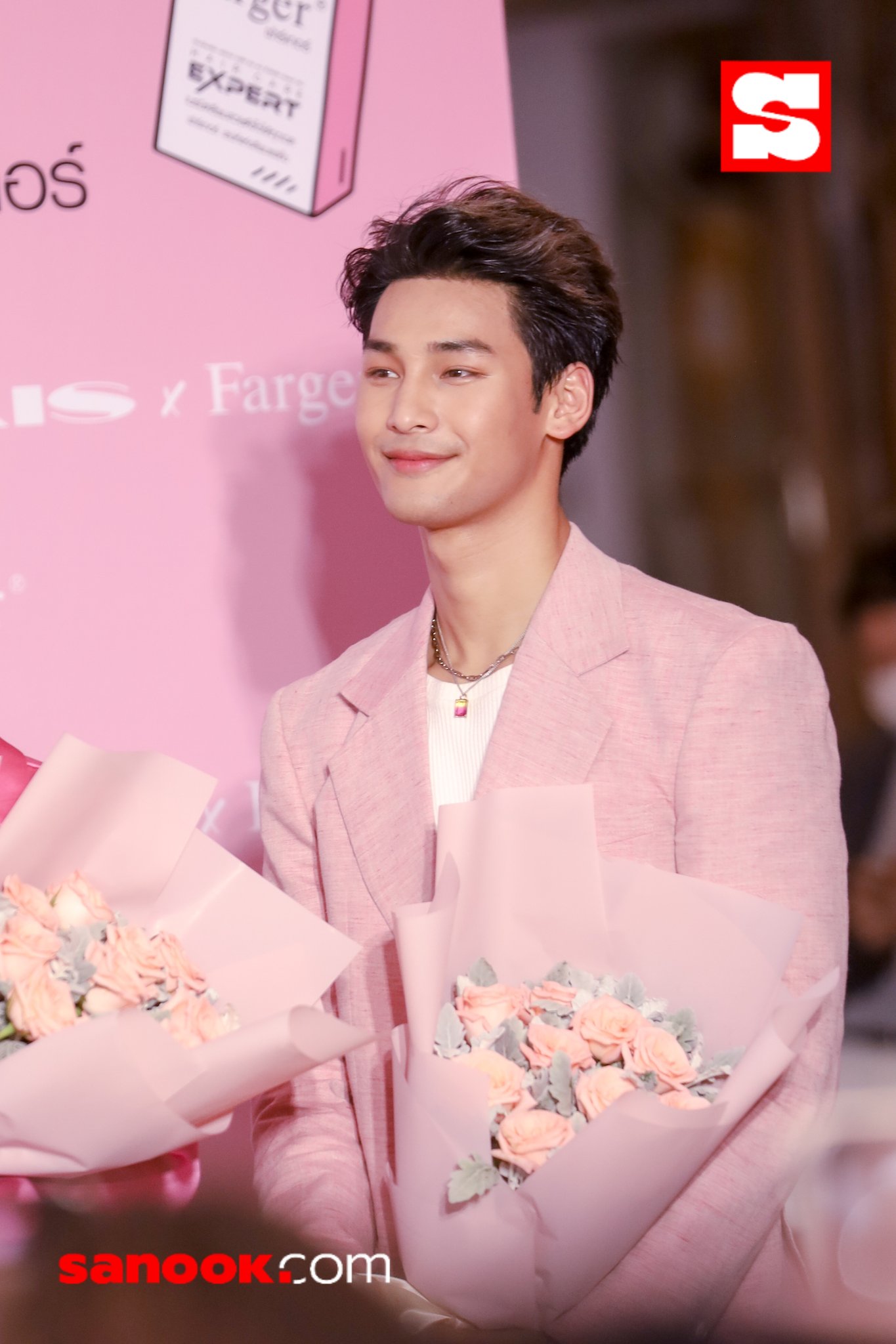 Sanook.com on Twitter: "แบกความหล่อไว้ขนาดนี้หนักมากไหมคะ🐱 ️😜 #KISFARGERxMileApo #MileApo #มาย ...