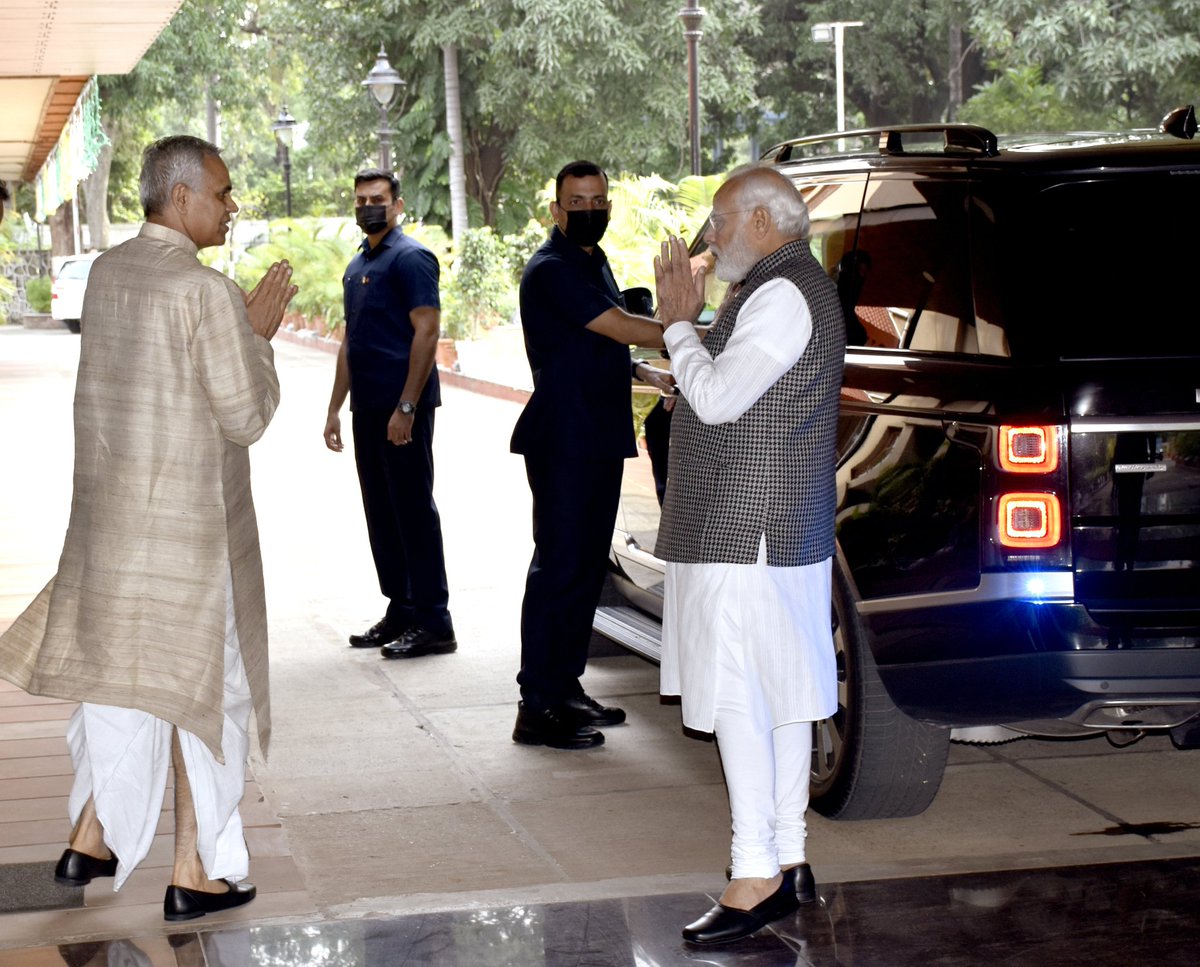 Acharya Devvrat on Twitter: "गुजरात के दो दिवसीय प्रवास पर पधारे भारत के यशस्वी प्रधानमंत्री ...