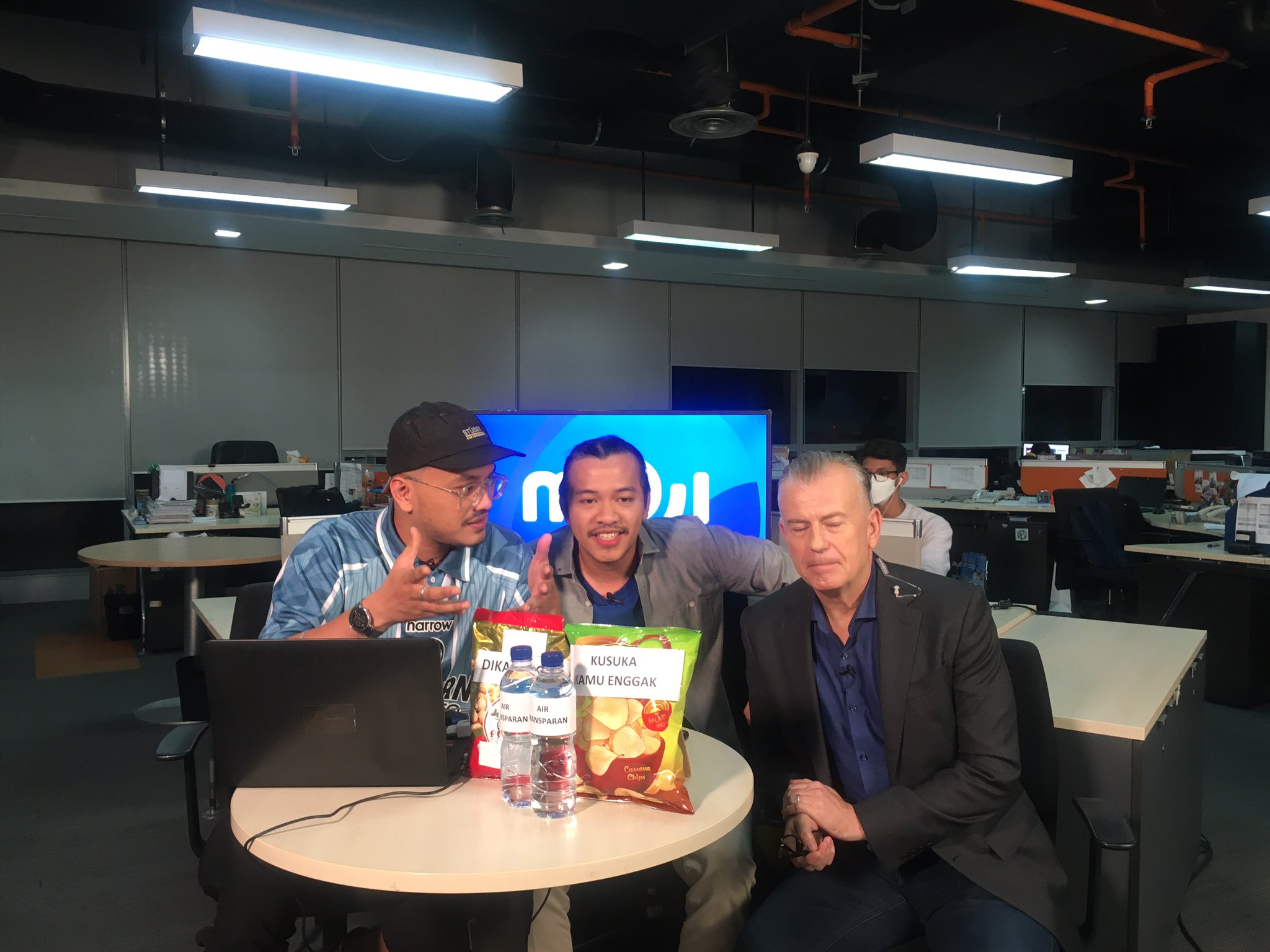 Its MOJI on Twitter: "Nongol gk tuh John Dykes🤣 https://t.co/voUDqwXQrG" / Twitter