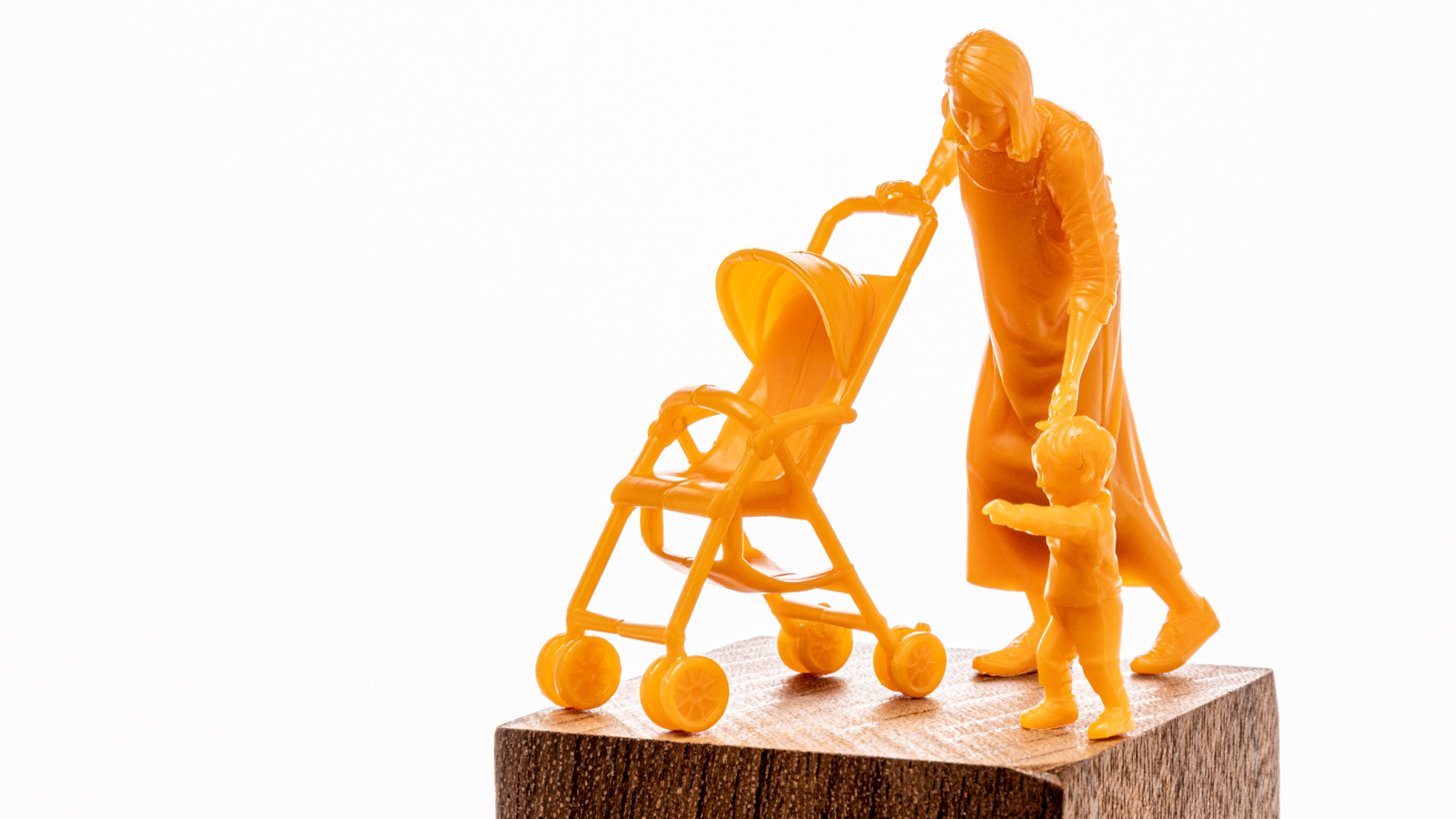 nippper.com on Twitter: "笑顔で興味の行く先に全力で向かおうとする子供と、ふたつのことに気を取られているお母さんの組み合わせがプラモデルになっている。とても当たり前の ...