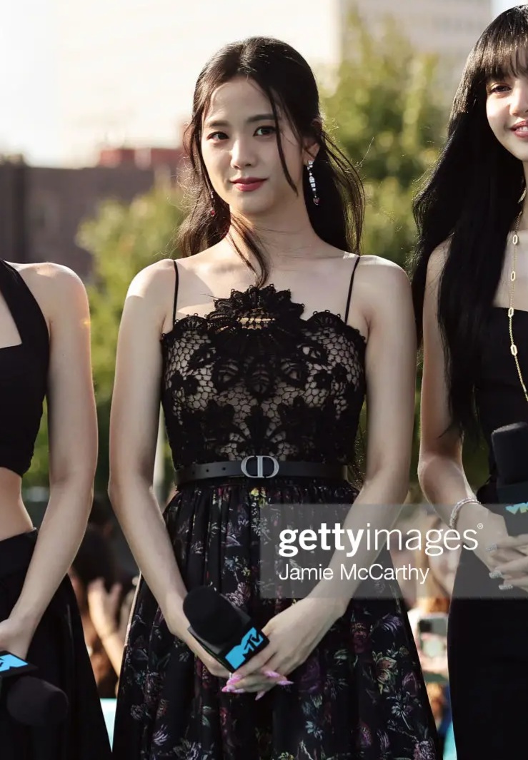 JISOO CHARTS on Twitter: "JISOO wears a custom 2023 Dior Cruise collection at the MTV Video ...
