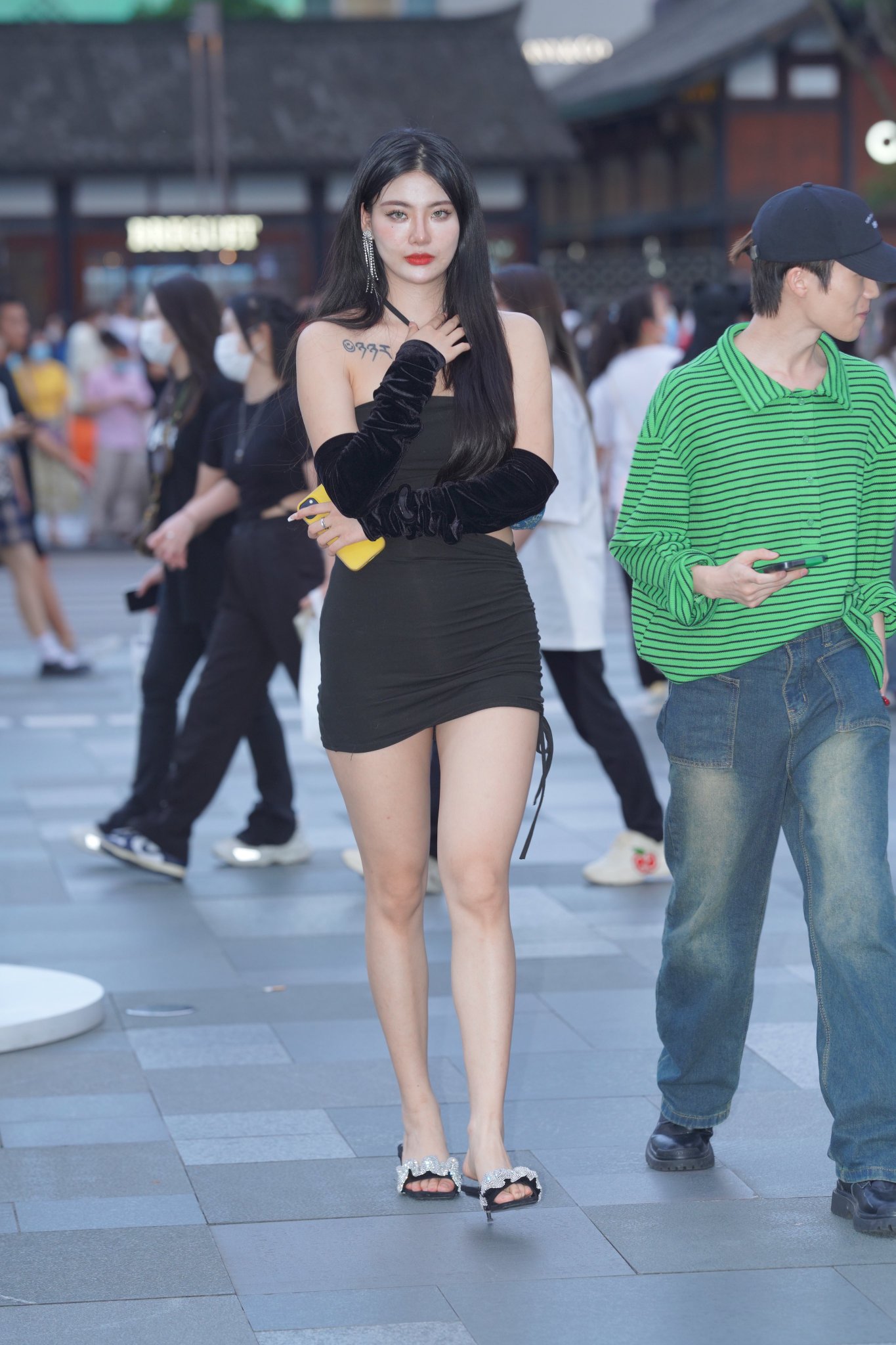 大B蕉蕉 on Twitter: "气质包臀裙美女，雪白的腿真想吃 https://t.co/O42iLxSs9f" / Twitter