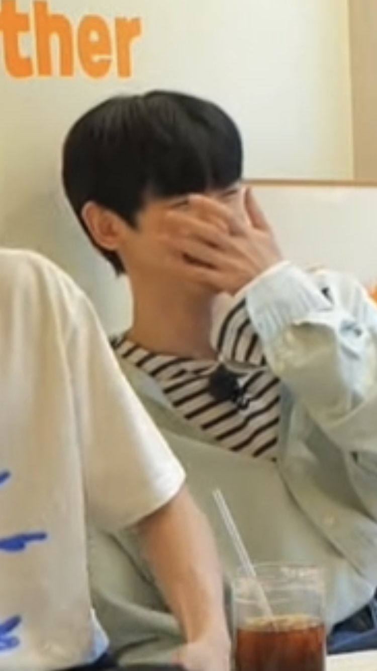 JUNWONを笑顔にしたい on Twitter: "#andAUDITION #JUNWON JUNWONの顔は手よりも小さい 준원이 형 얼굴이 손보다 작아요. Junwon's ...