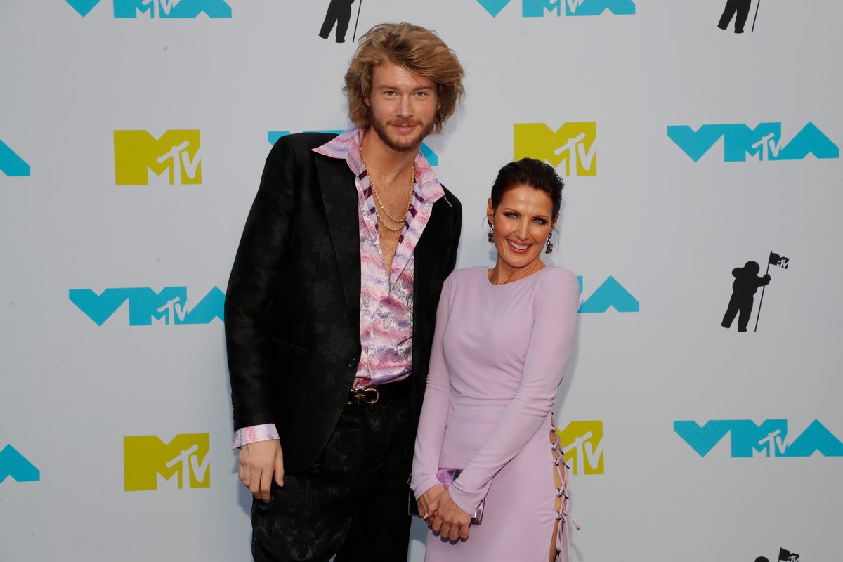 Addison Rae’s mom and Yung Gravy kiss at the 2022 MTV VMAs | New York ...