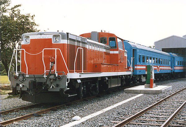 おざよう on Twitter: "#樽見鉄道 #オハフ500 その2 ①開業前の試運転。#TDE10-2 他。何故に重連？オハフ500の1両は塗装途中 ②車庫にいたTDE10-1＋オハフ ...