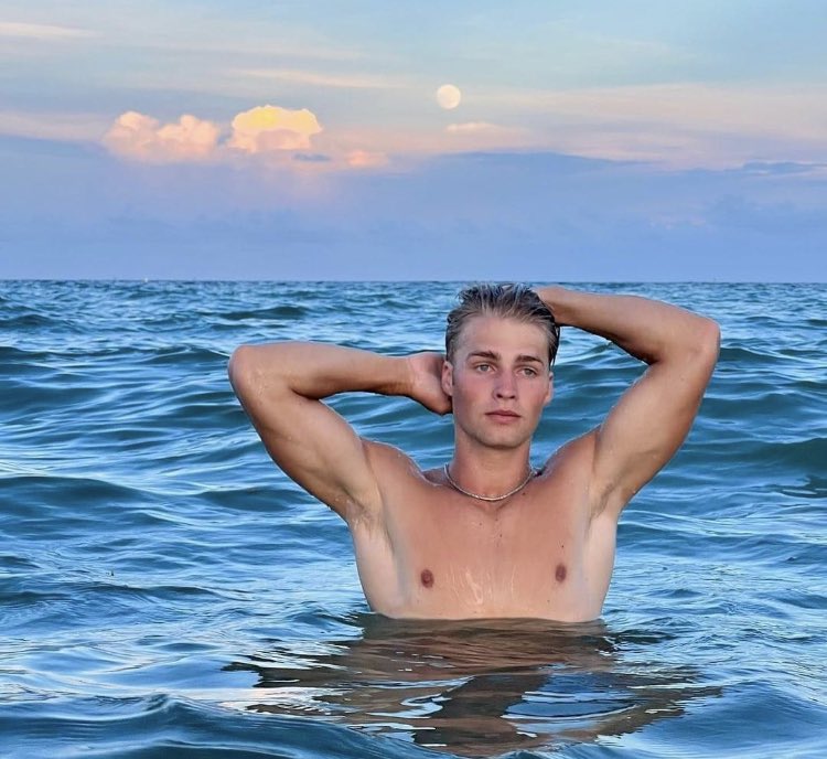 Hot Dudes Good Mood 🇺🇦 on Twitter: "RT @dragonboyia: Merman 🧜‍♂️ Breaking The Surface