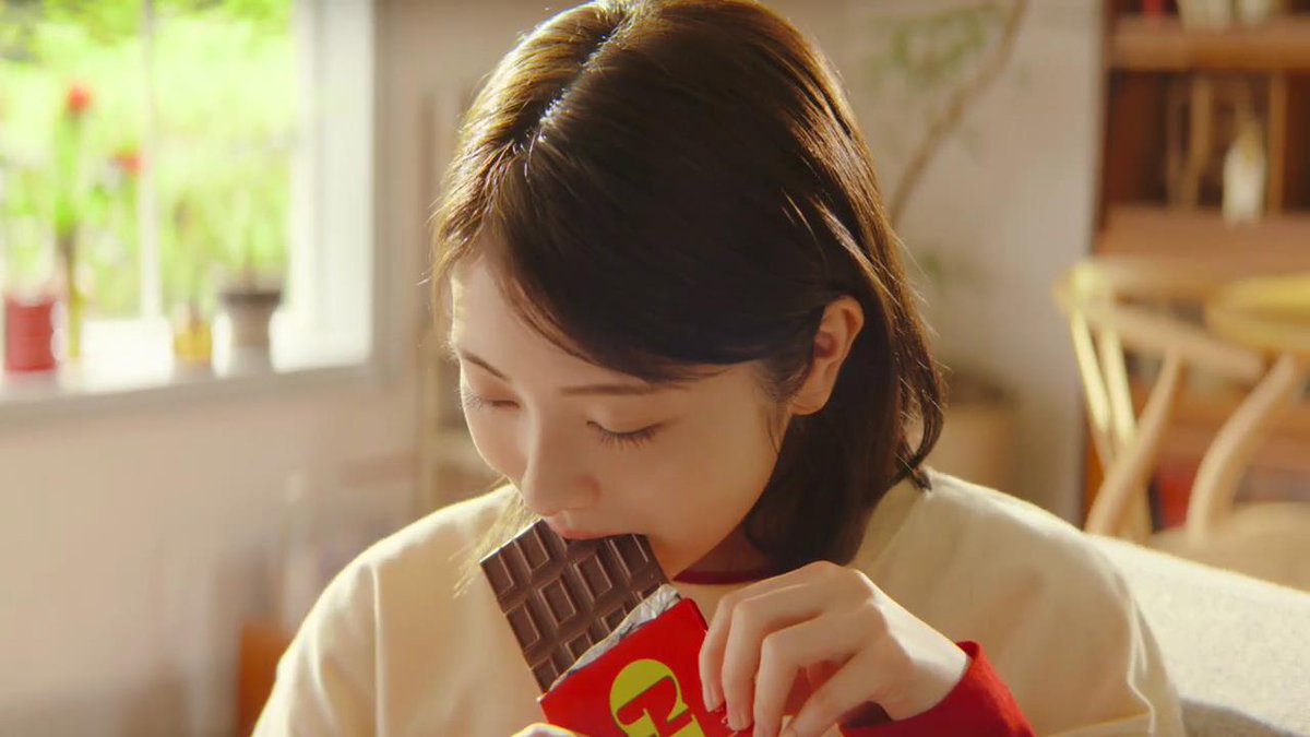 動画NOW on Twitter: "浜辺美波 が出演する ロッテ ガーナ のCM「アガる口どけ」篇。 https://douganow.jp/archives/20220830286203 ...