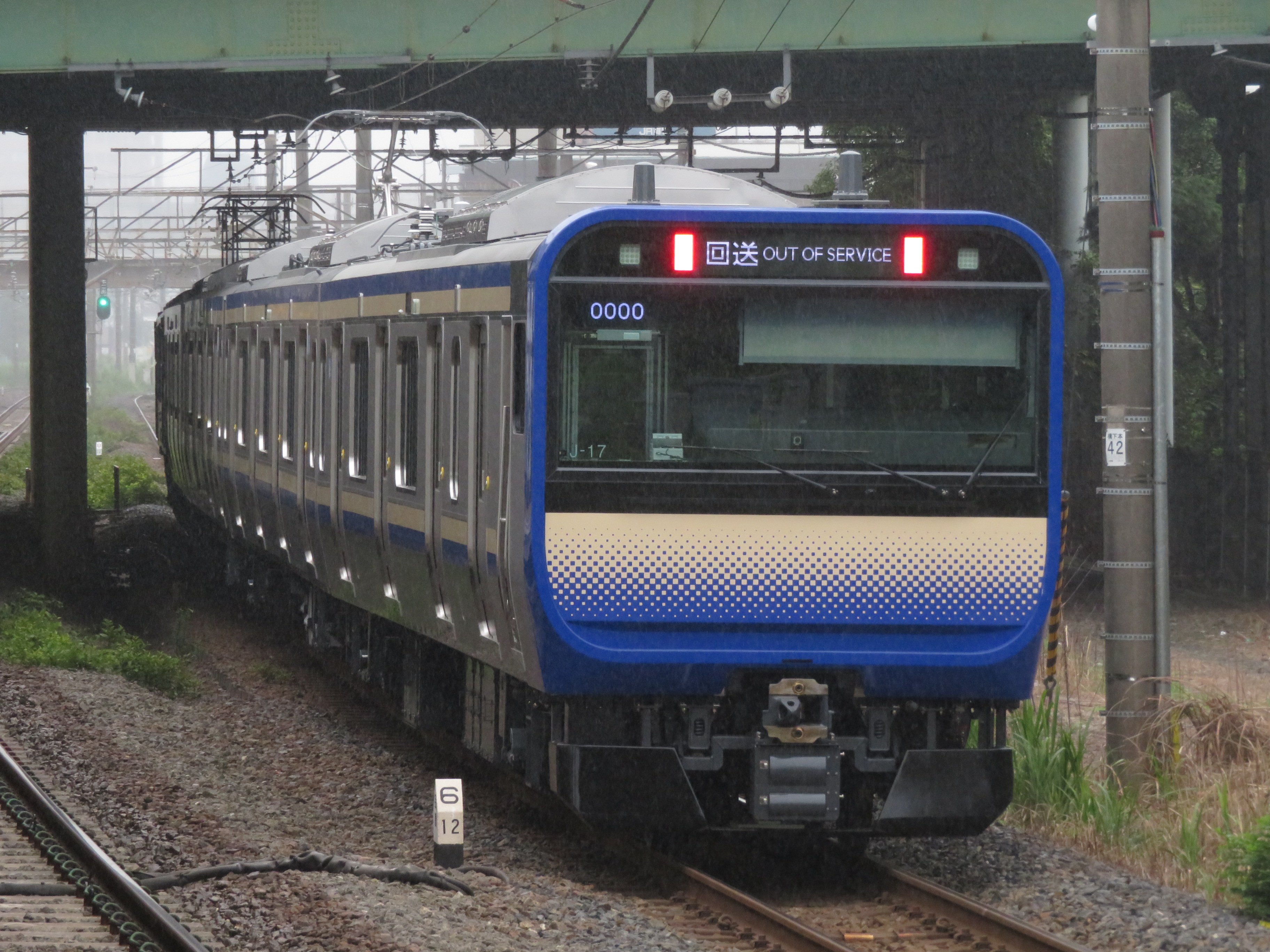 りゅーN on Twitter: "2022/08/30 JR東日本E235系1000番台 配給輸送 配9645レ EF64-1030+E235系J-17編成 (写真4つめのおまけ…新鶴見で ...