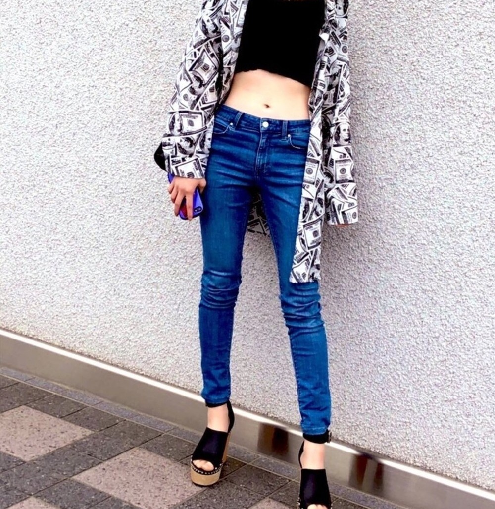 へそ・フェチ男 On Twitter 女性が街中で乳首や女性器をだしてたら罪になったりするけど、へそ出しはokとかまじ最高だよね。これって