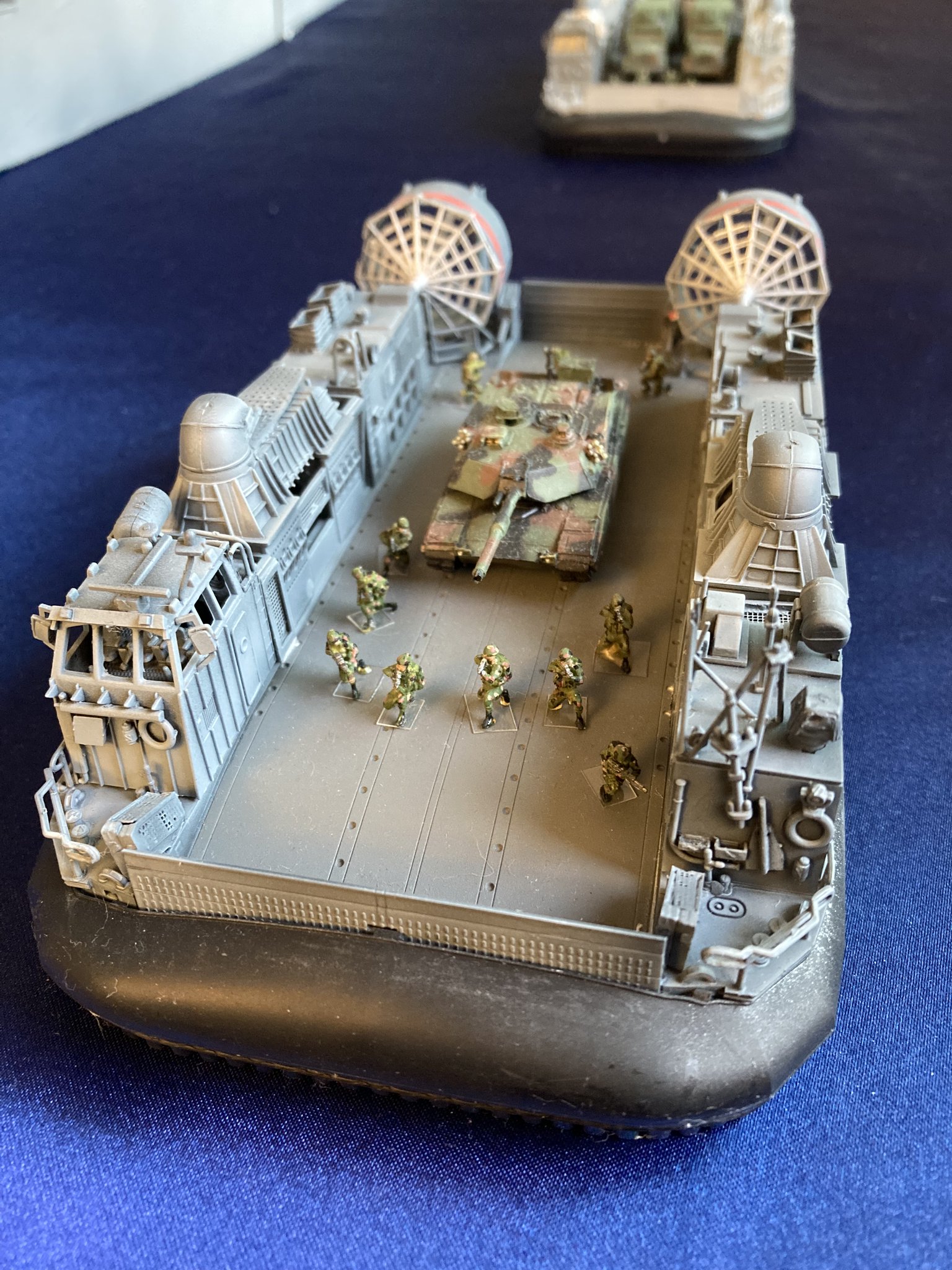 1/144ニューポート・ミューズ造船所 on Twitter: "LCACは何をどう載せてもシブい艦船だ。普通のプラモの3倍（当社比）作るの面倒だけどいい艦船だ。 https://t.co ...