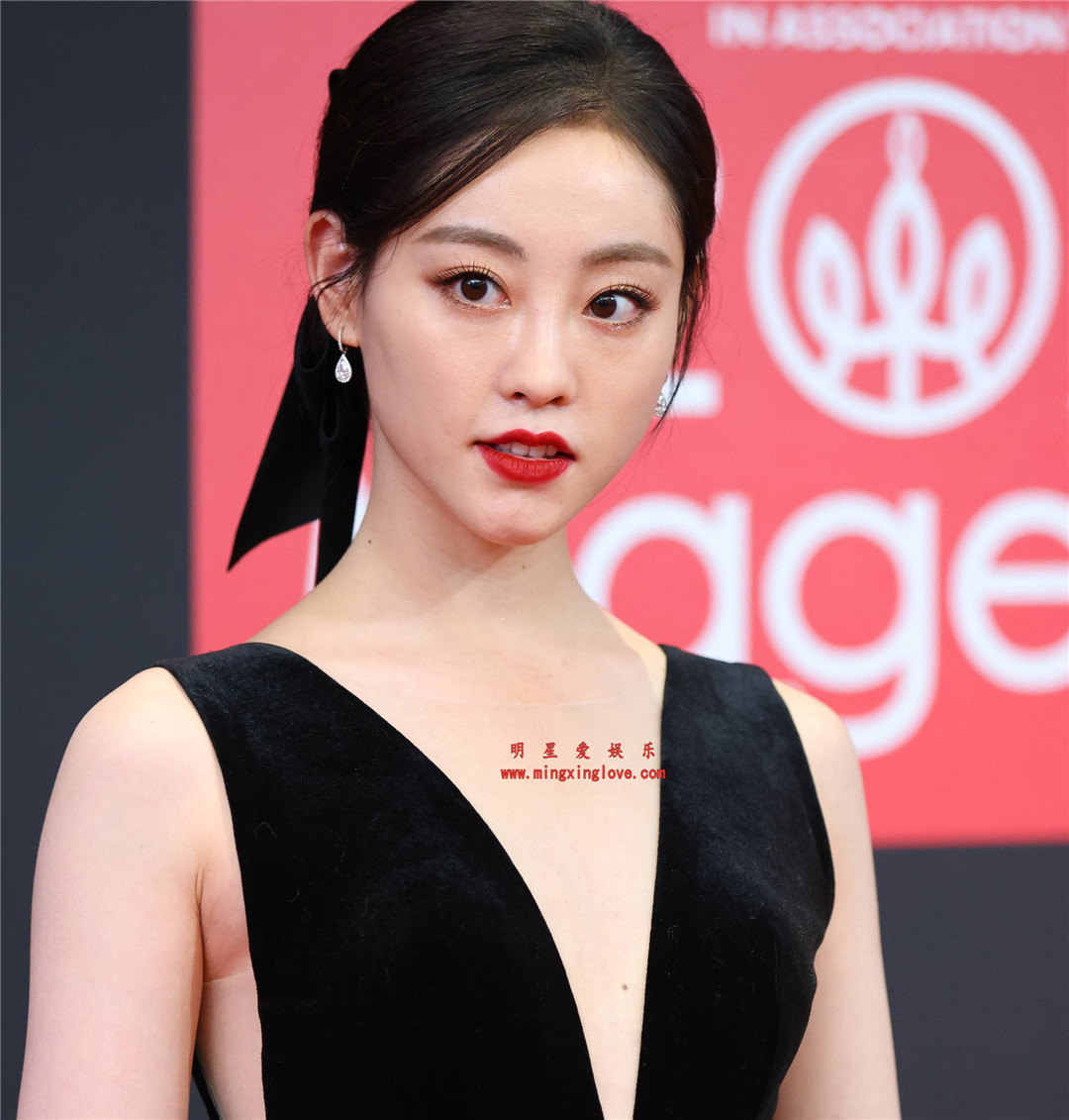 mingxinglove on Twitter: "#祝绪丹 参加 #ELLE 时尚盛典上的走红毯花絮照片，大尺度深V露胸晚礼服，放大可看清肌肤纹理，高清 #8K 分辨率原图无修生图下载 ...