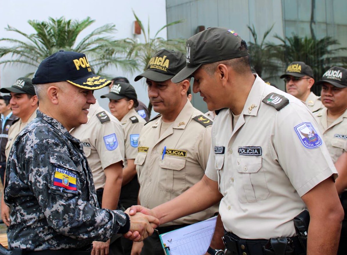 Policía Ecuador On Twitter Rt Cmdtpoliciaec Estamos Comprometidos