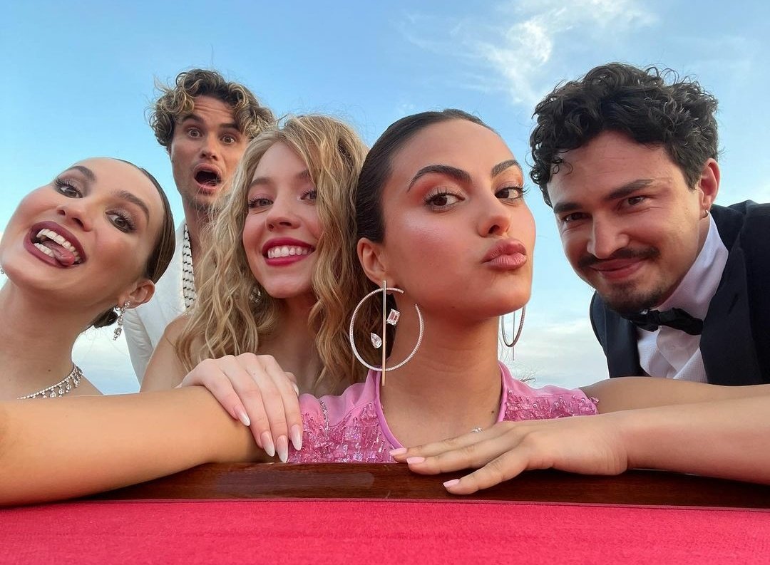Camila Mendes com Sydney Sweeney, Gavin Leatherwood, Maude Apatow e ...