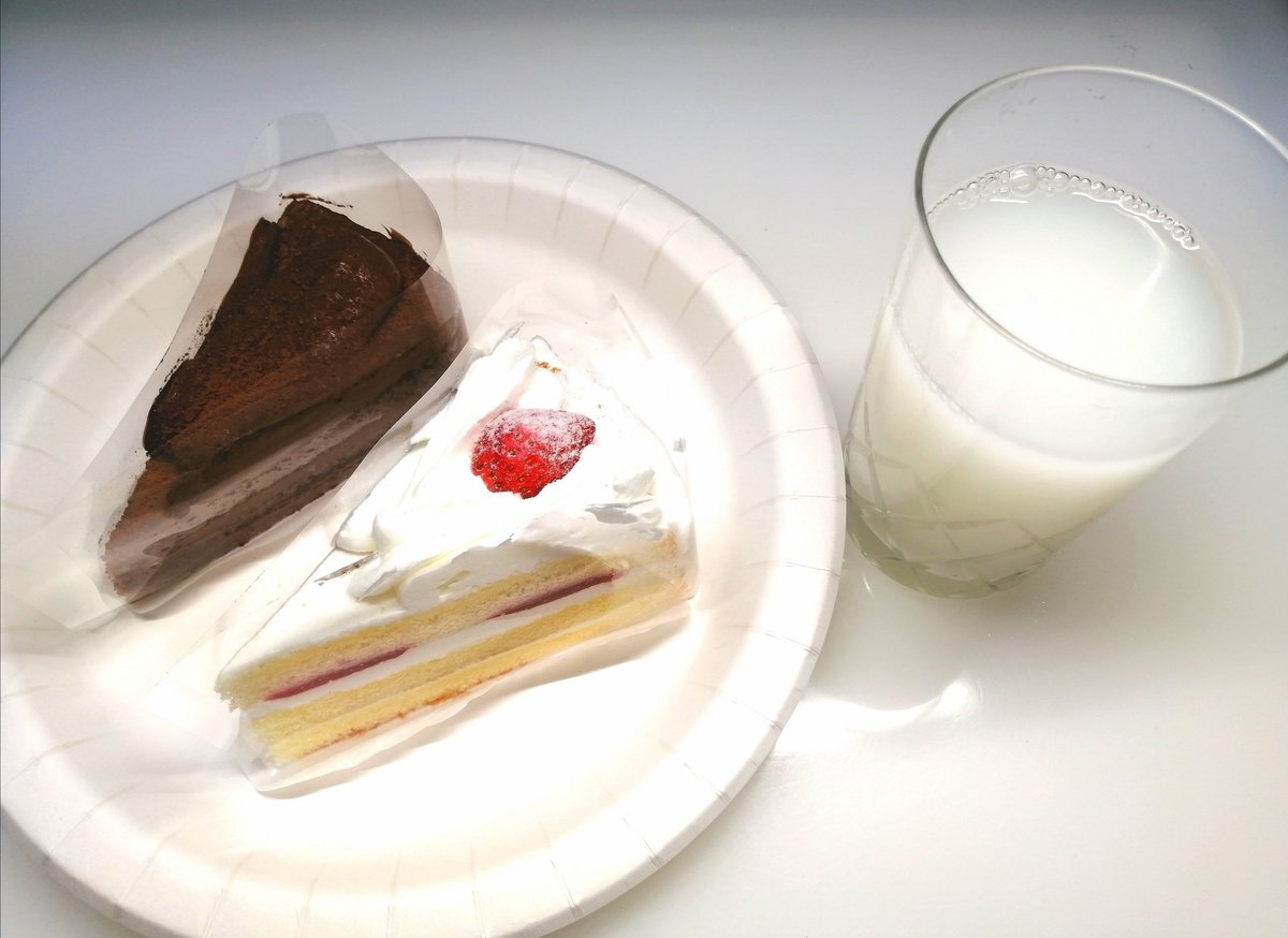 さんま御殿【日テレ公式】 On Twitter Rt Yoshimotokoji 妻に『さんま御殿』のお祝いにケーキを買ってもらいました!2つも!!そして、今夜のカルピスは濃いめです🤩