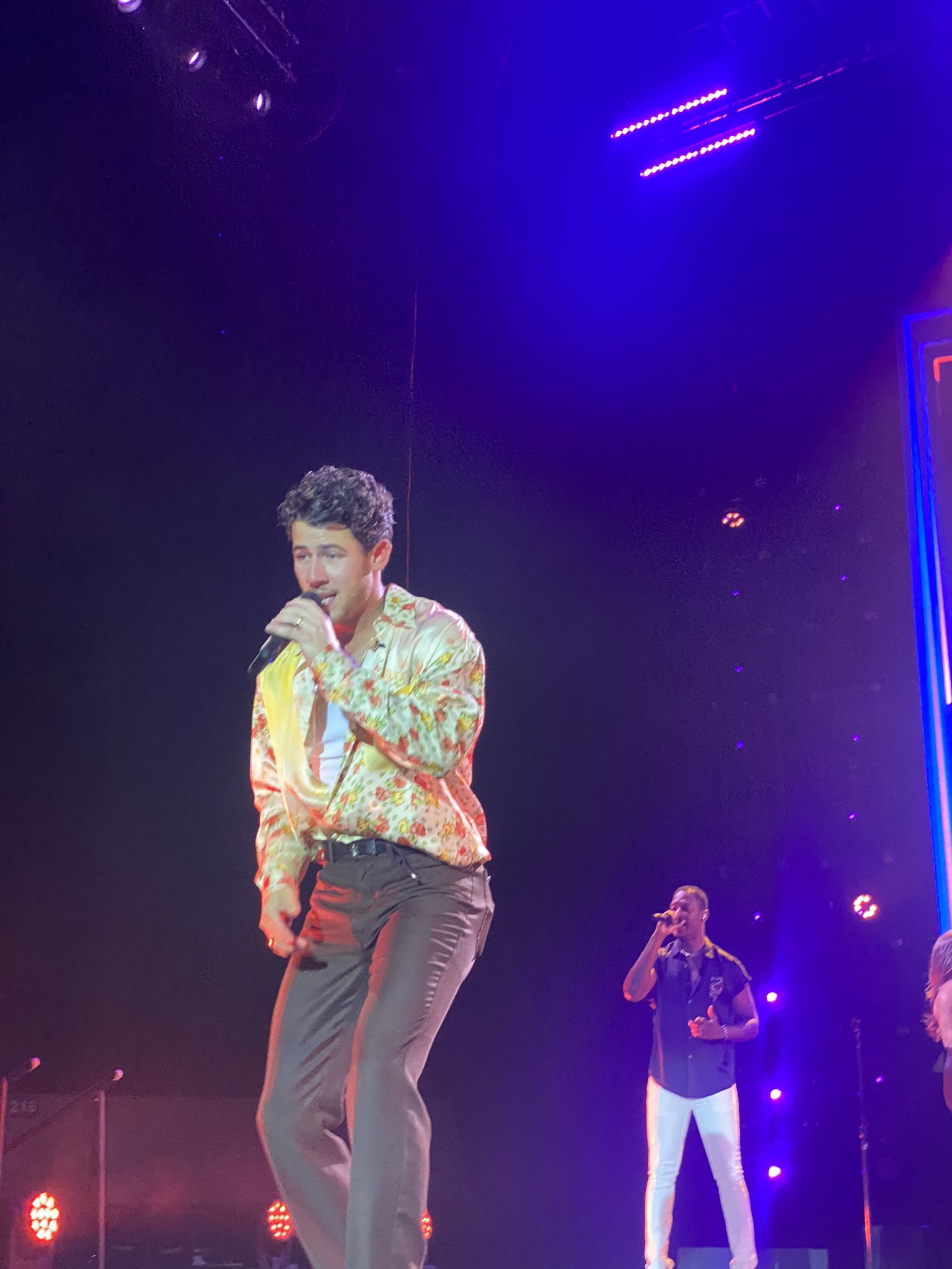 Capicúa on Twitter: "tuve a los jonas tan cerca que no podía creerlo 😍 https://t.co/mWPaSzrfF8 ...