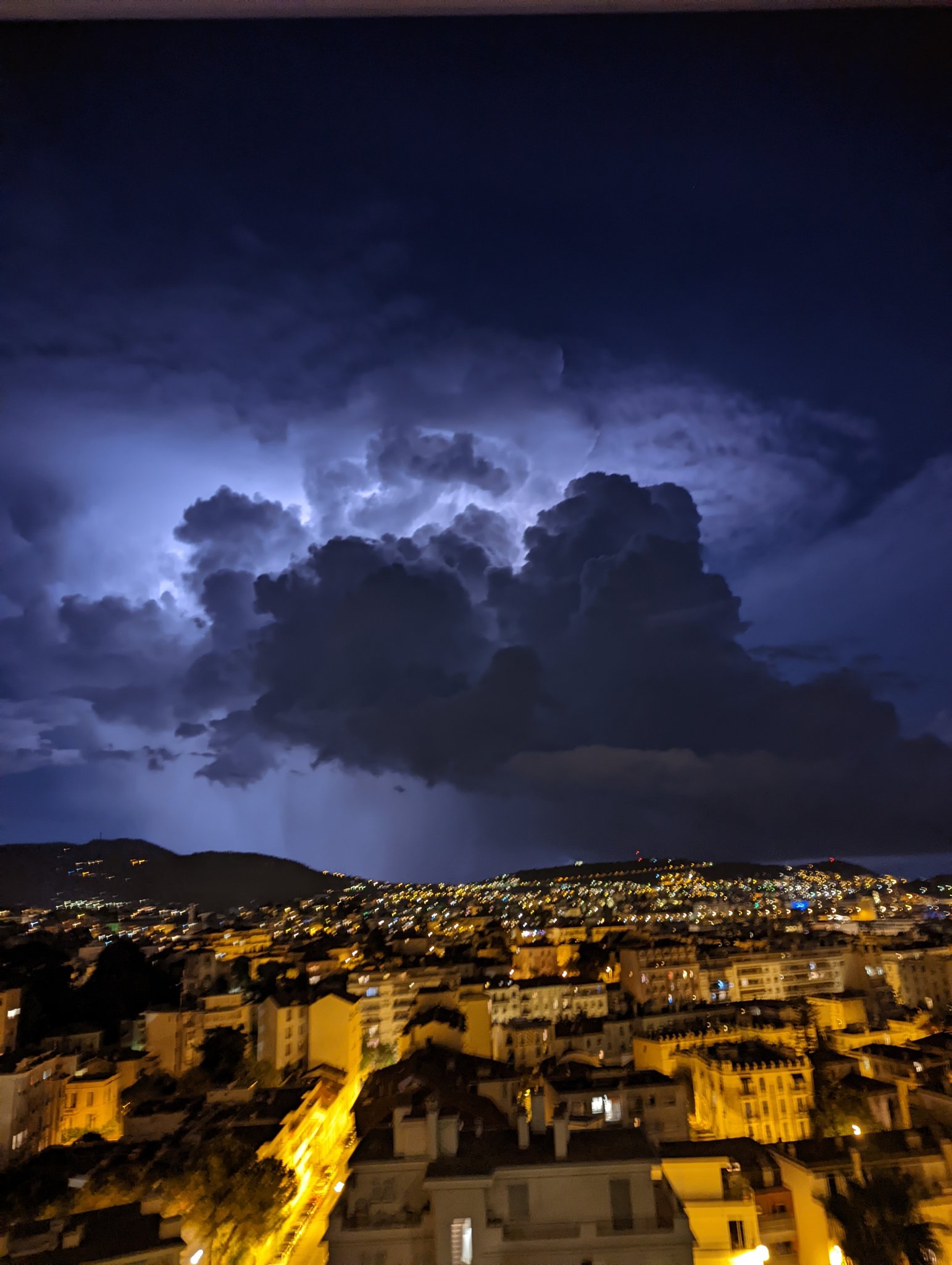 sebg10 on Twitter: "Éclair au cœur des nuages à l'Est de Nice(06). https://t.co/NGTGBPsoxC ...