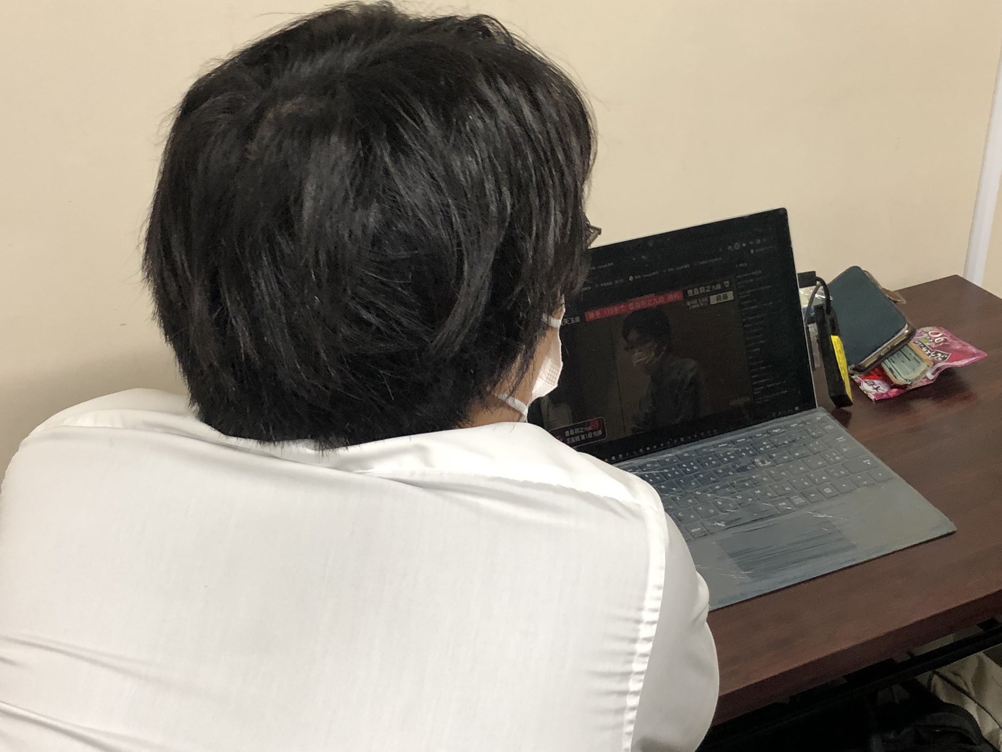 朝日新聞将棋取材班 On Twitter 村)a級順位戦の佐藤天彦九段ー広瀬章人八段戦の解説を務める佐々木勇気七段は、先ほどまで王座戦第1局の解説を務めていました。今は感想戦の内容に興味