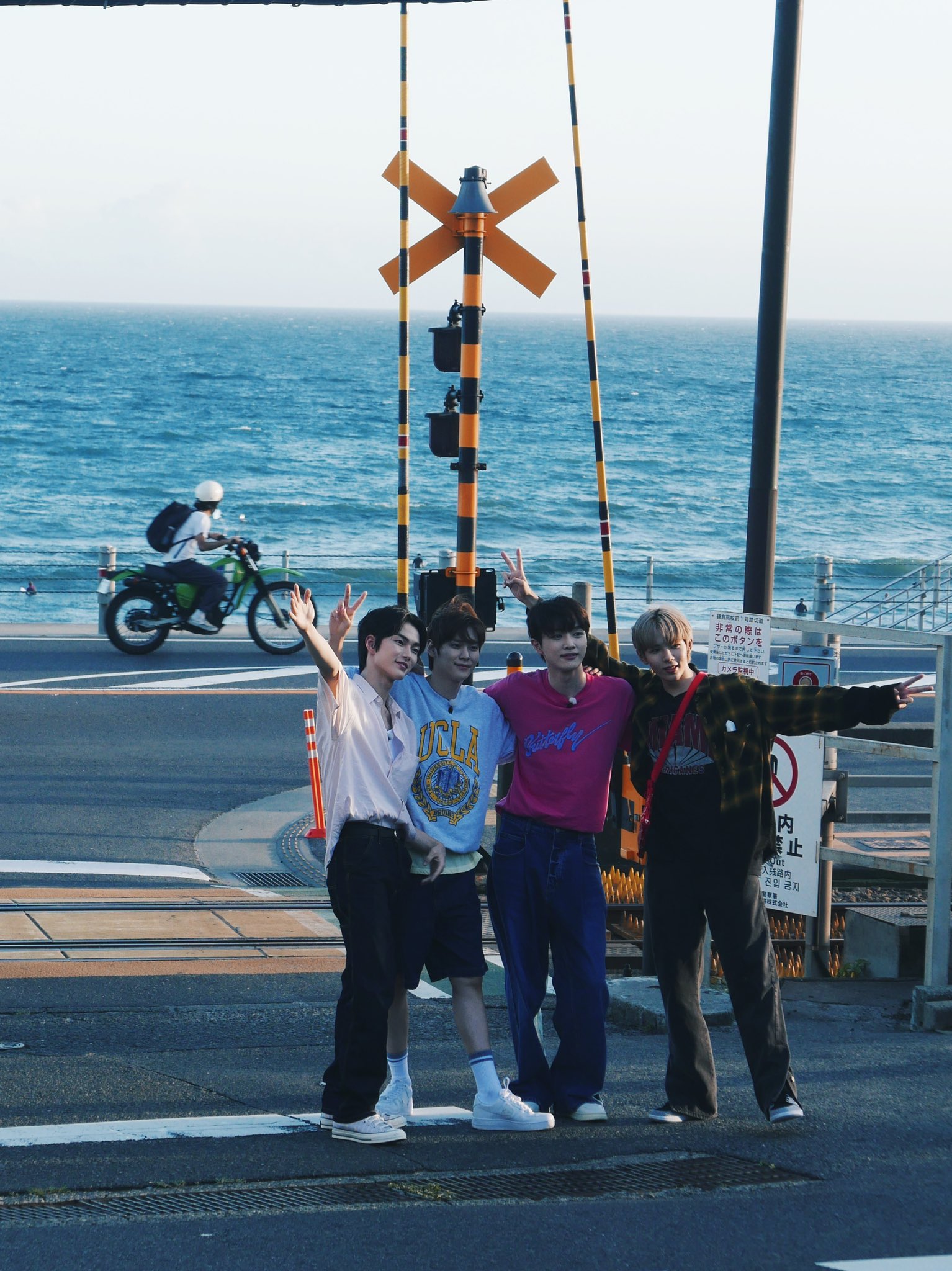 미유 ☁️ on Twitter: "ติดไมค์ด้วย ถ่ายคอนเท้นแน่นอน ไม่กลับเกาหลีซักทีแก๊งนี้5555555 https://t.co ...