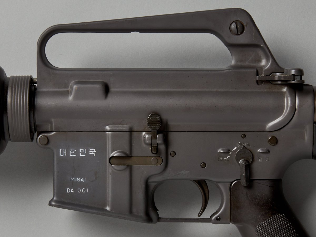 병참과의 총기봇🏳️‍🌈 on Twitter: "의외로 전쟁기념관에 있는 물건 - 총번 001의 한국 생산 M16A1 1호 - 1세대 글록 18 - 어디서 찾았는지 와키자시를 ...