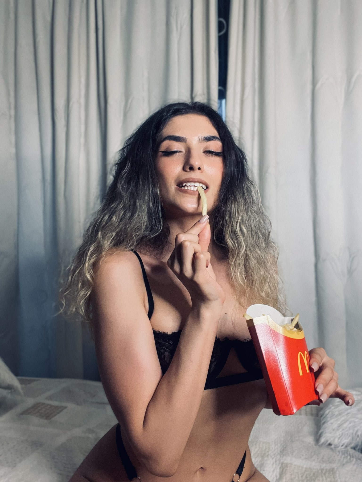 𝕄𝕒𝕣𝕚𝕖 𝔸𝕓𝕖𝕝𝕝𝕖 on Twitter: "Wanna share a bite? 🍟 https://t.co/cWK5SfMMZP" / Twitter