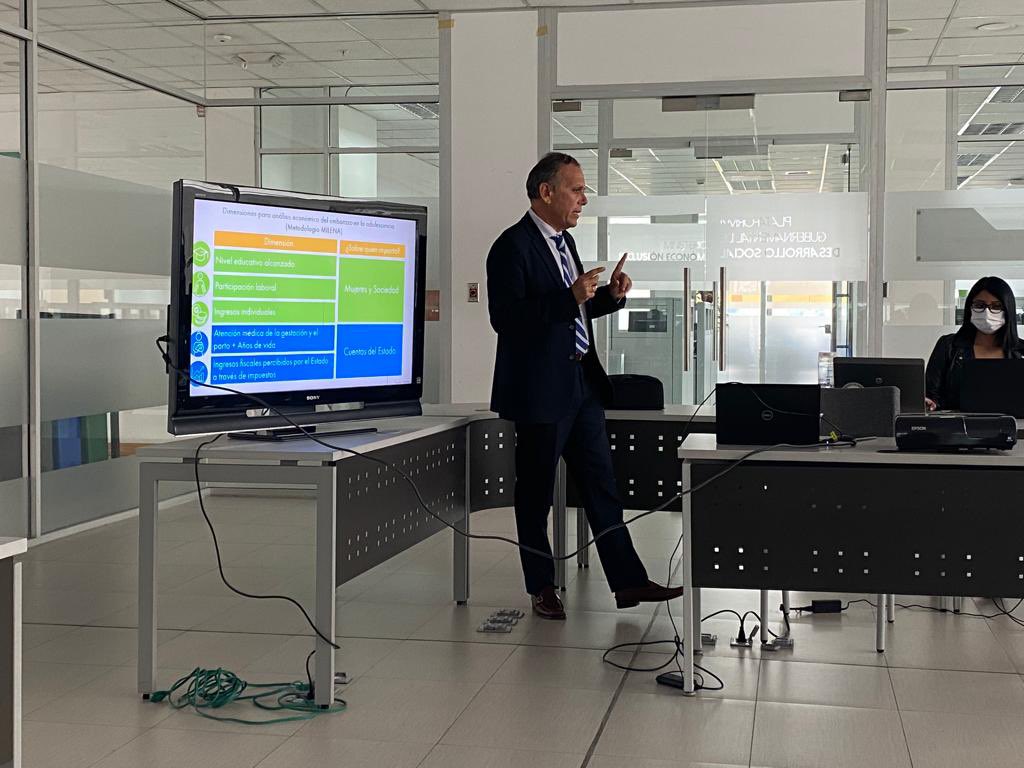 UNFPA Ecuador on Twitter: "Hoy el asesor regional de @unfpa_lac Federico Tobar, presentó en el ...