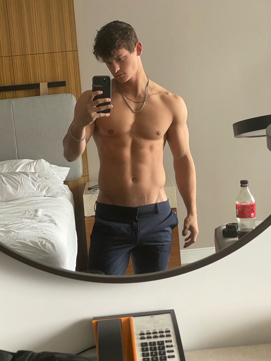 Hot Dudes Good Mood 🇺🇦 on Twitter: "RT @Mattycaron_: Deep V"