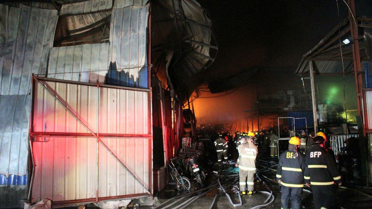 Philippine News Agency on Twitter: "LOOK: Firefighters extinguish a fire at a business ...