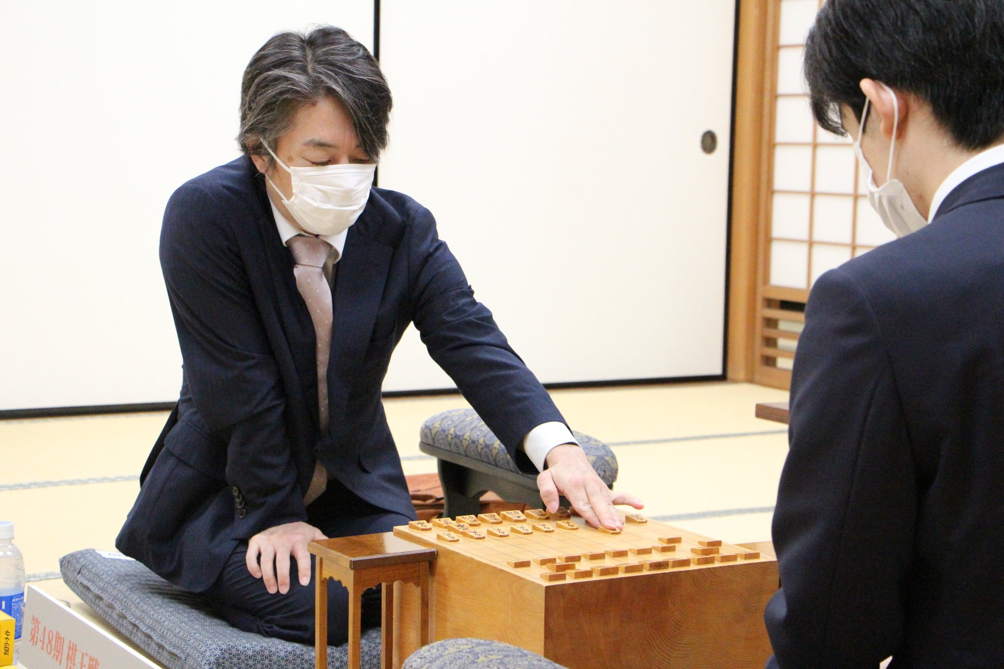 朝日新聞将棋取材班 On Twitter 北)棋王戦挑戦者決定トーナメント、藤井聡太竜王ー久保利明九段戦が始まっています。8強進出をかけた一局。対戦成績は3勝3敗の五分。藤井竜王の先手に