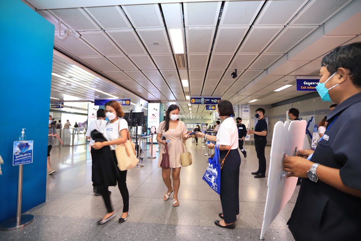 MRT Bangkok Metro on Twitter: "เซอร์ไพรส์.... BEM แจกสเปรย์แอลกอฮอล์ @ MRT สถานีสุขุมวิท แจกจริง ...