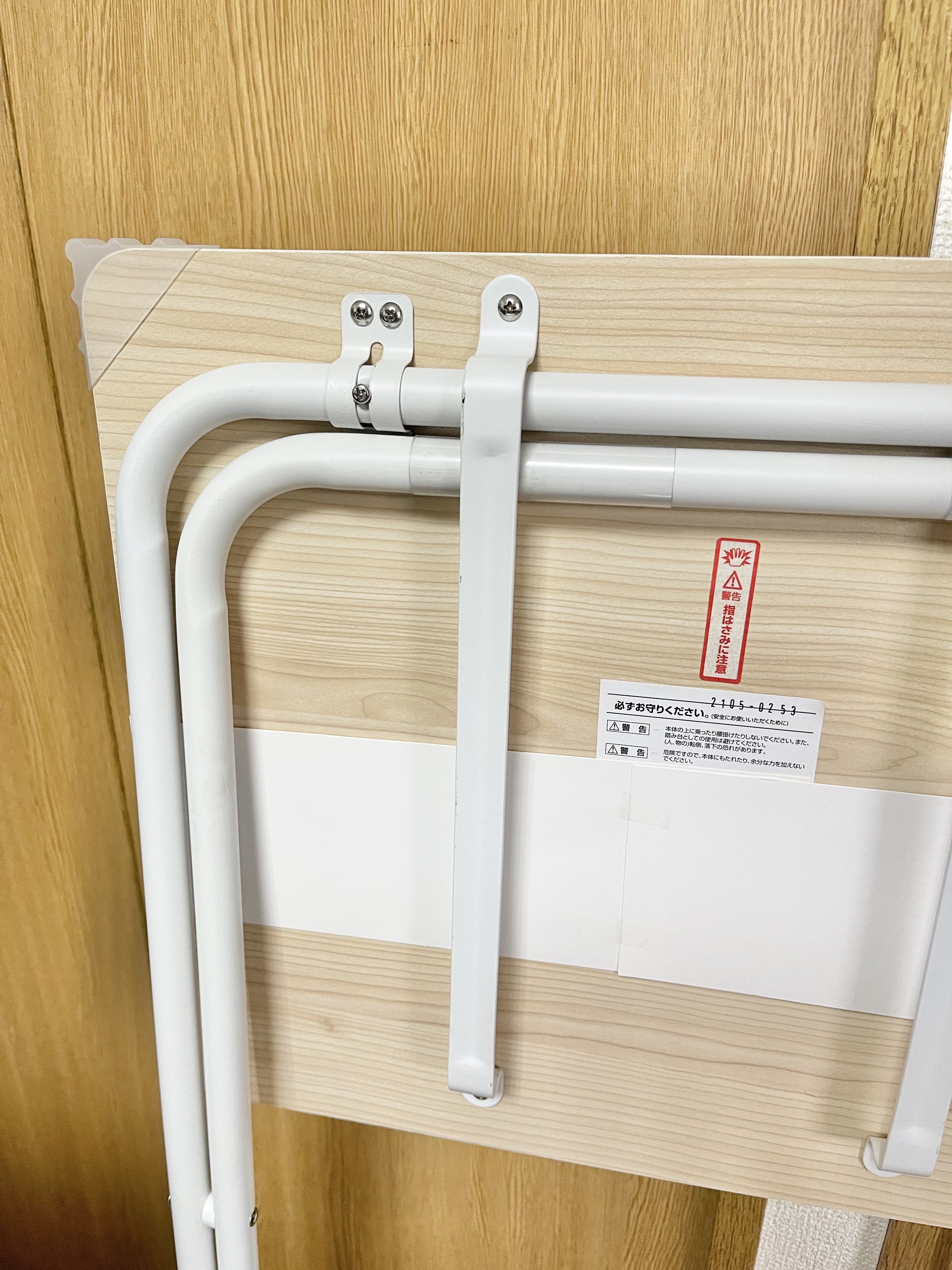 Miyahan on Twitter: "Amazonで折りたたみデスクを買ったら、明らかにねじ止めされているべき部品がブラブラの状態で、しかもビニール袋に入れただけの状態で配送されてきた ...