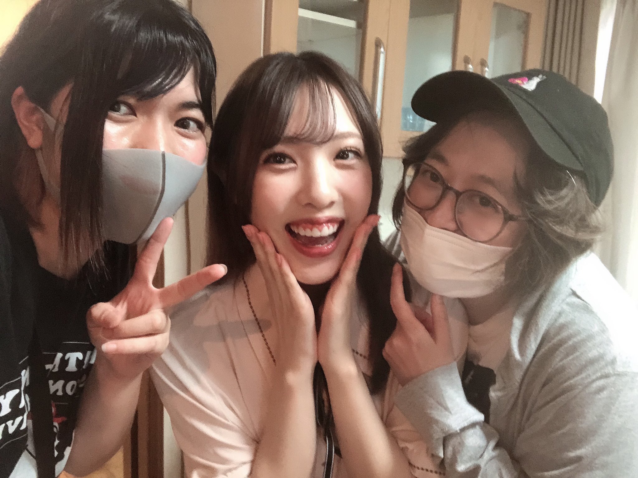 【本中】‐中出しavメーカー‐ On Twitter みんな大好き白桃はなちゃん ️ はなちゃんより可愛く撮られたくてはなちゃんをくすぐり攻撃してます° ° 左のリクちゃんはラッシャー