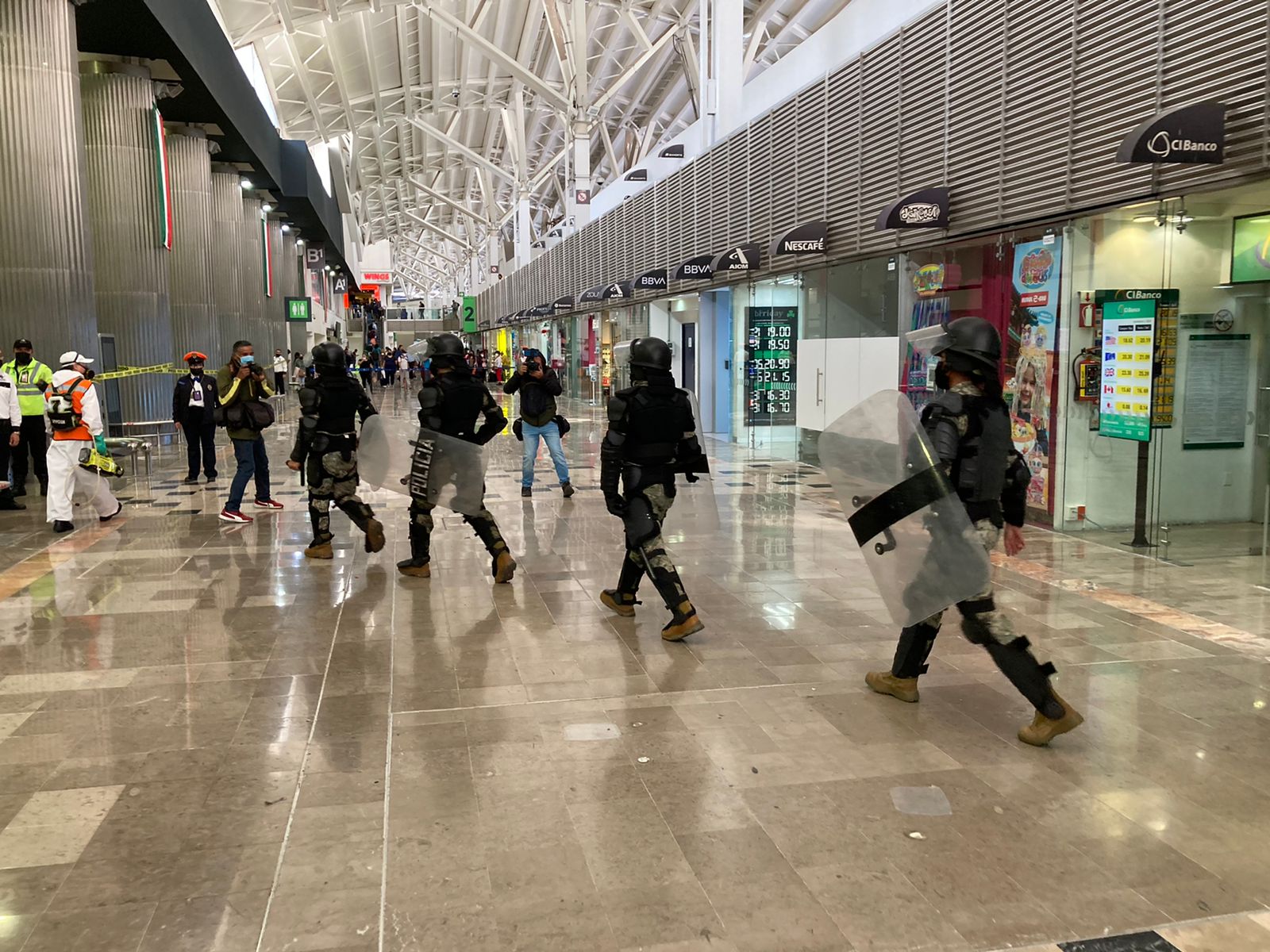 Fuerza Informativa Azteca on Twitter: "Desalojan muebles y artículos de #Mexicana que estaban en ...