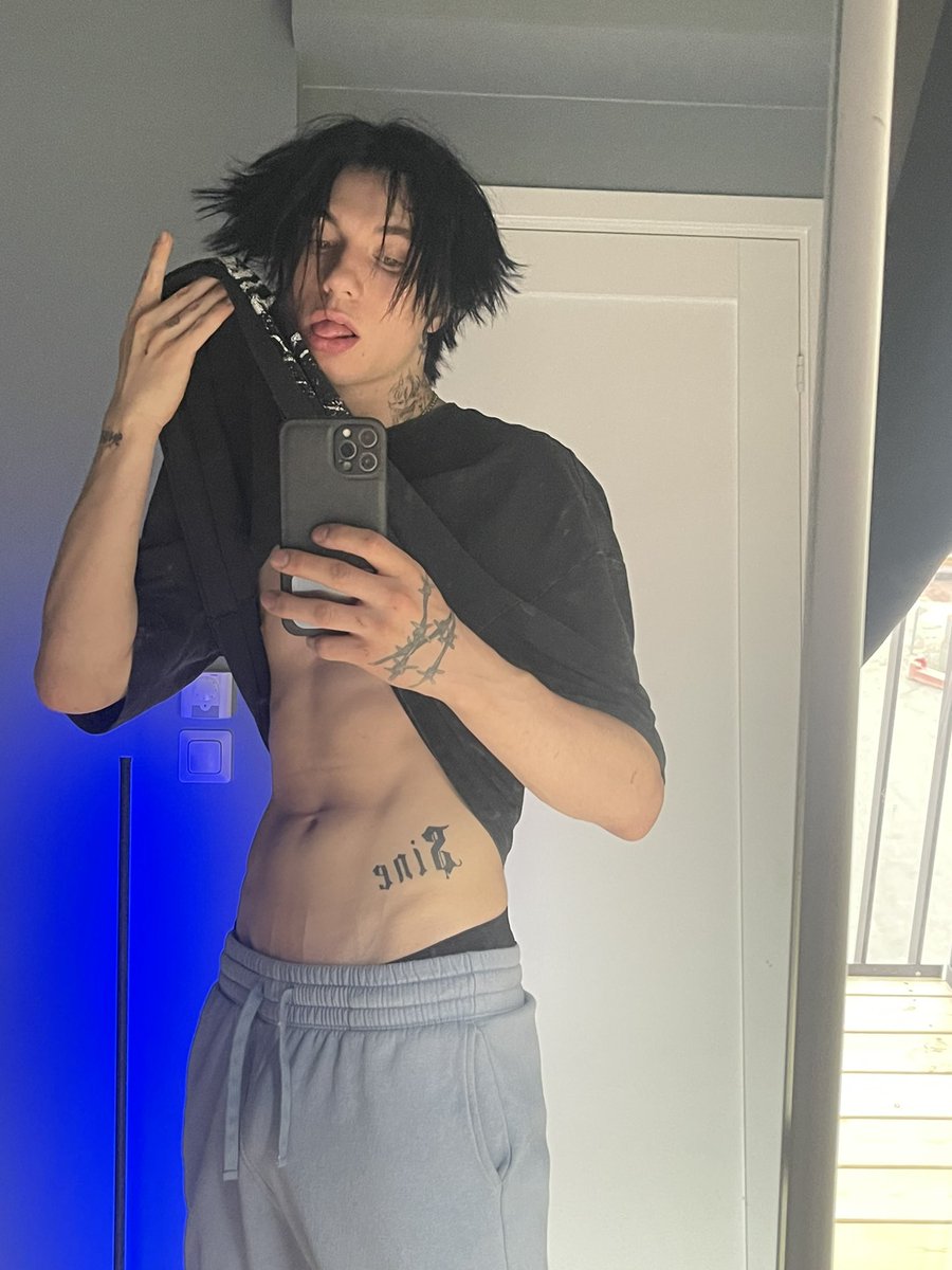 Sky on Twitter: "bite me 🧛🏻"