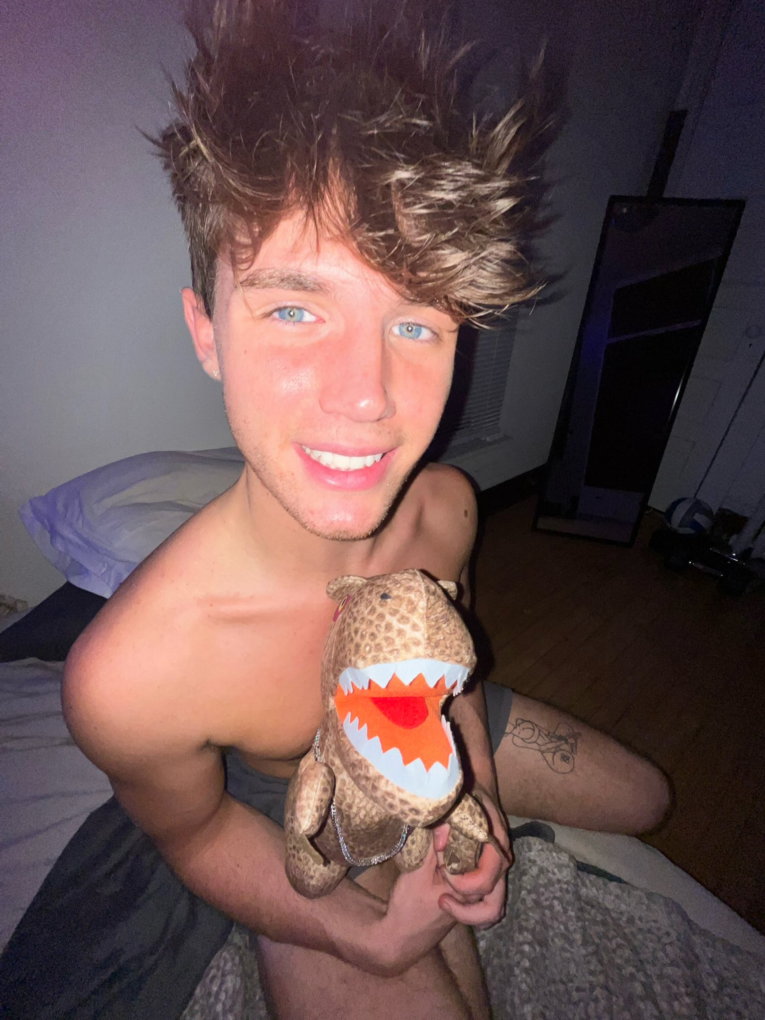 joeywstoll on Twitter: "Every time I see this photo I laugh 😭🦖 https://t.co/7jdQTHQ4Kd" / Twitter